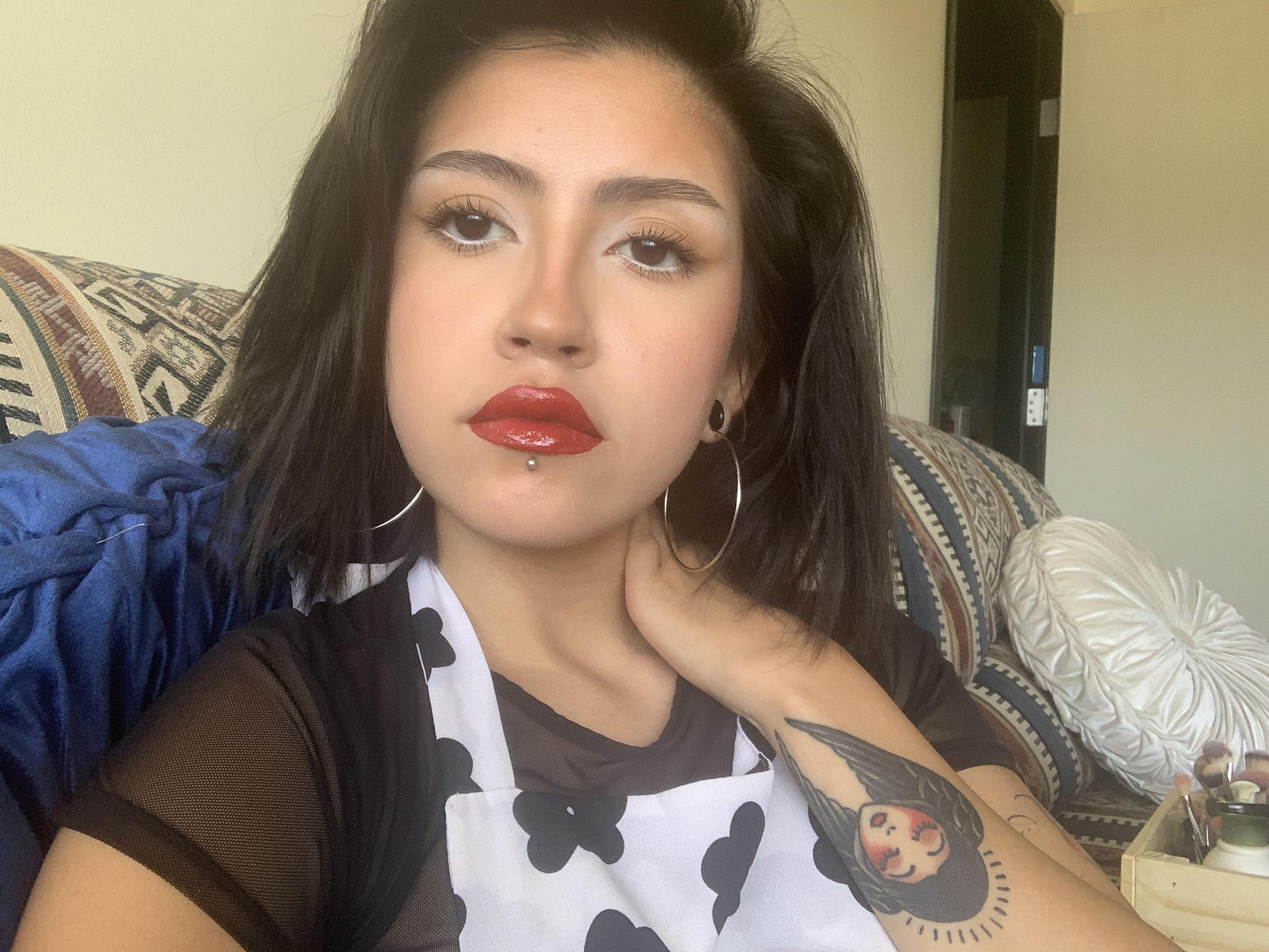 πthe Red Lip Makes My Brown Eyes Pop Scrolller