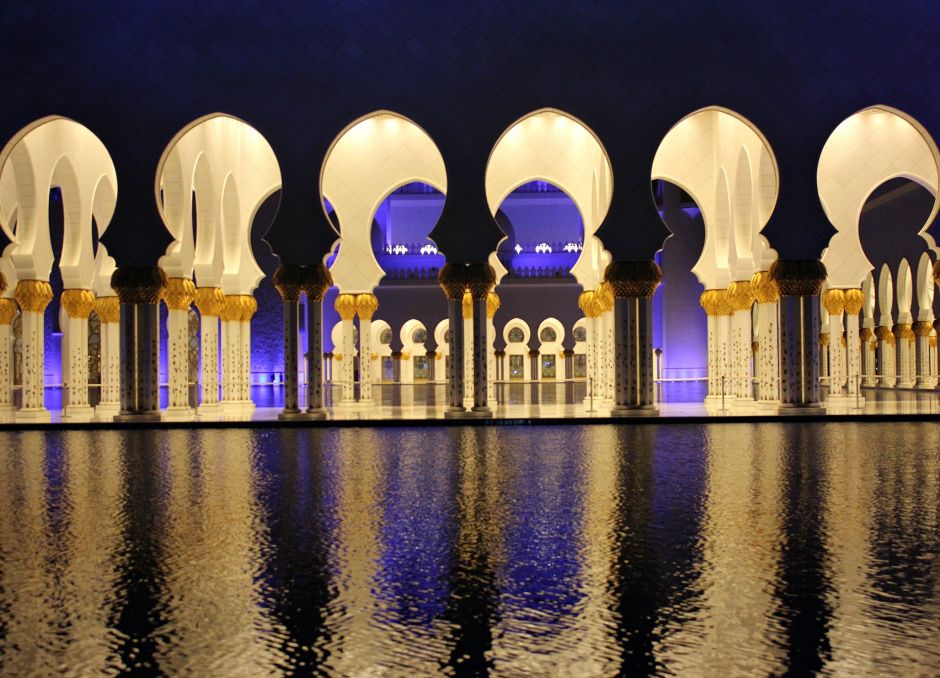 The Sheikh Zayed Grand Mosque at night | Scrolller