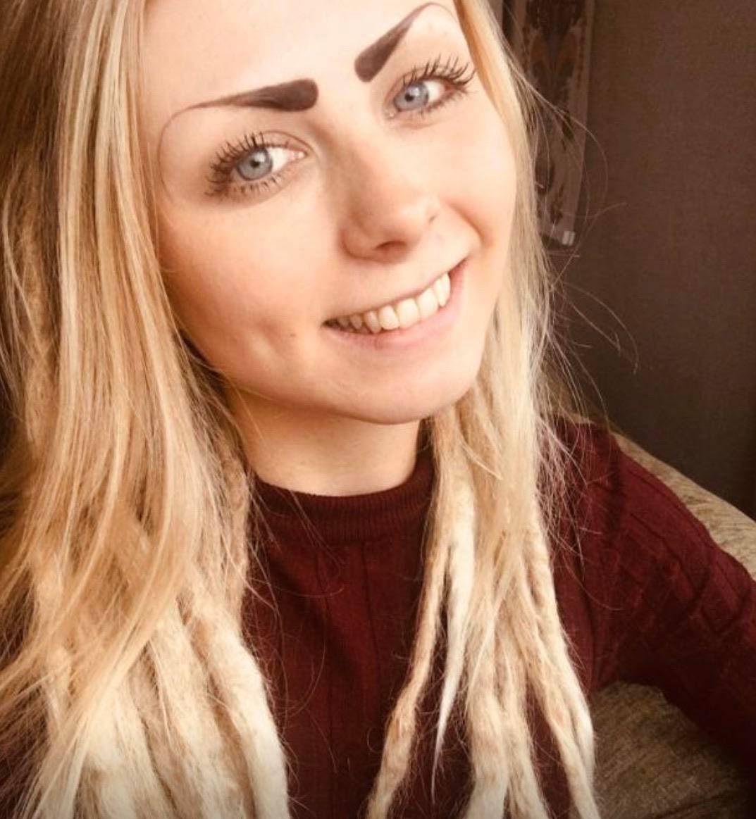The sperm shaped eyebrows. A timeless classic. | Scrolller