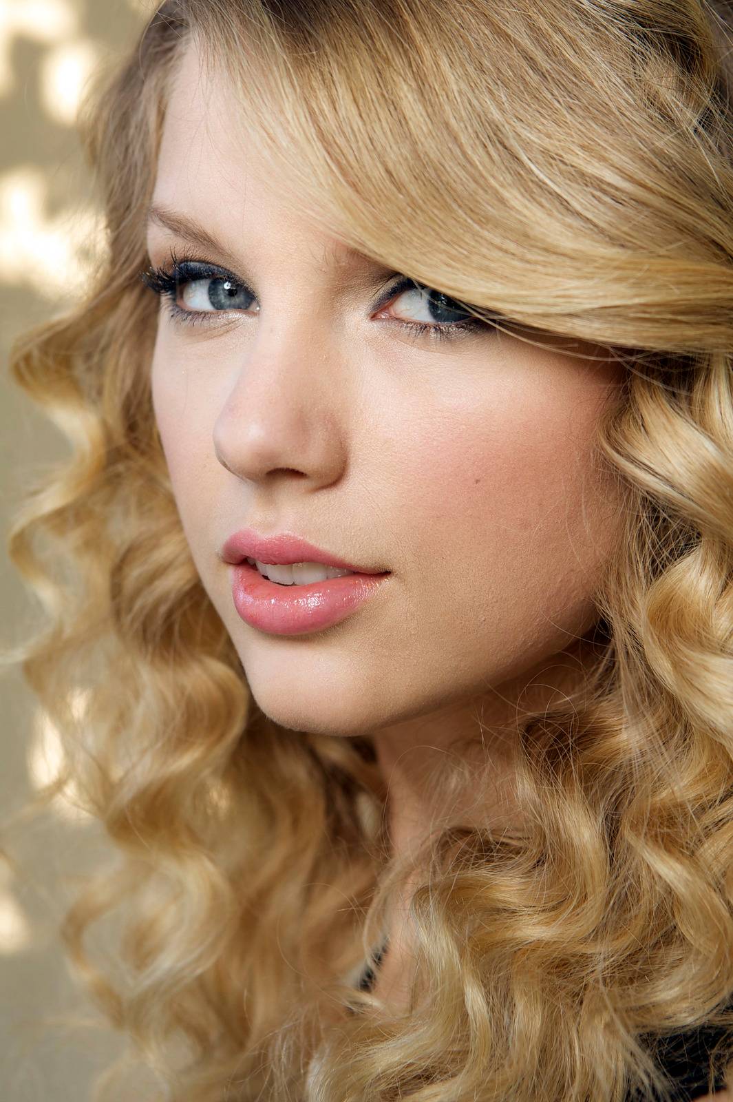 Taylor Swifts Bottom Lip Must Feel So Good When She Sucks Scrolller
