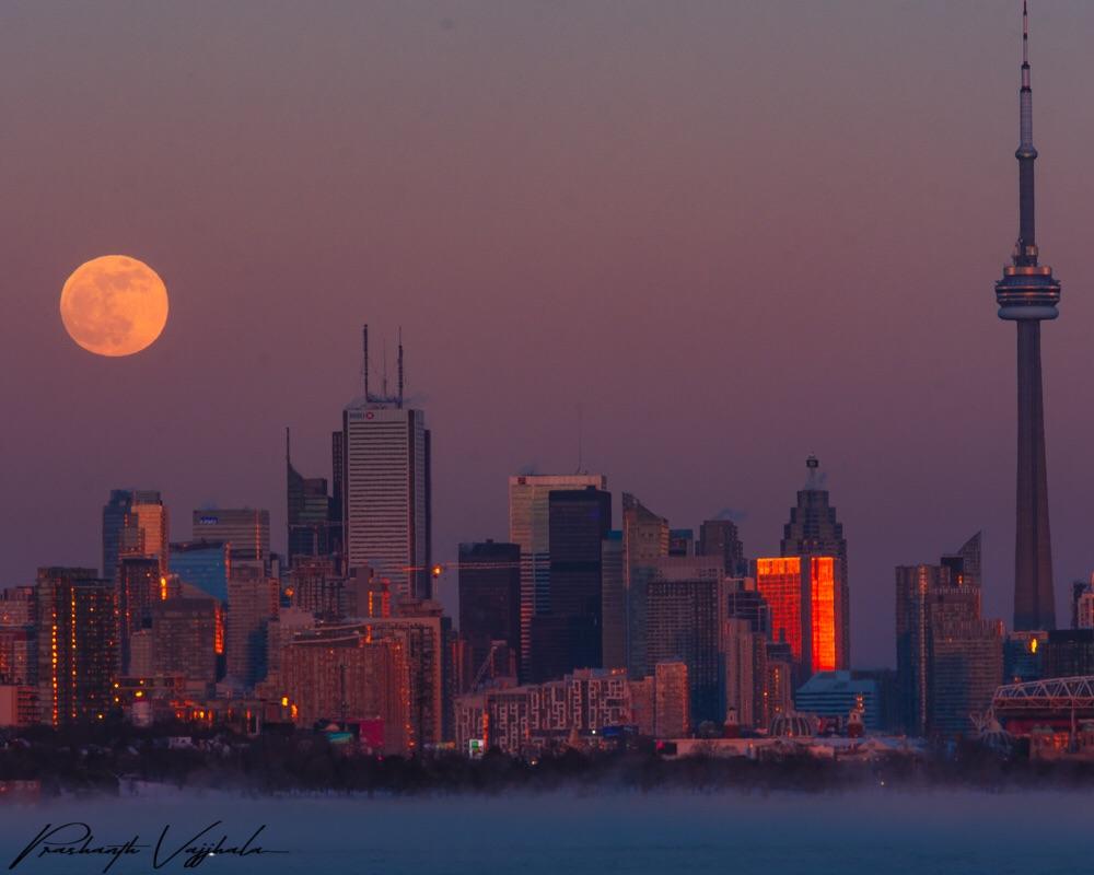 The super moon rising over the city | Scrolller
