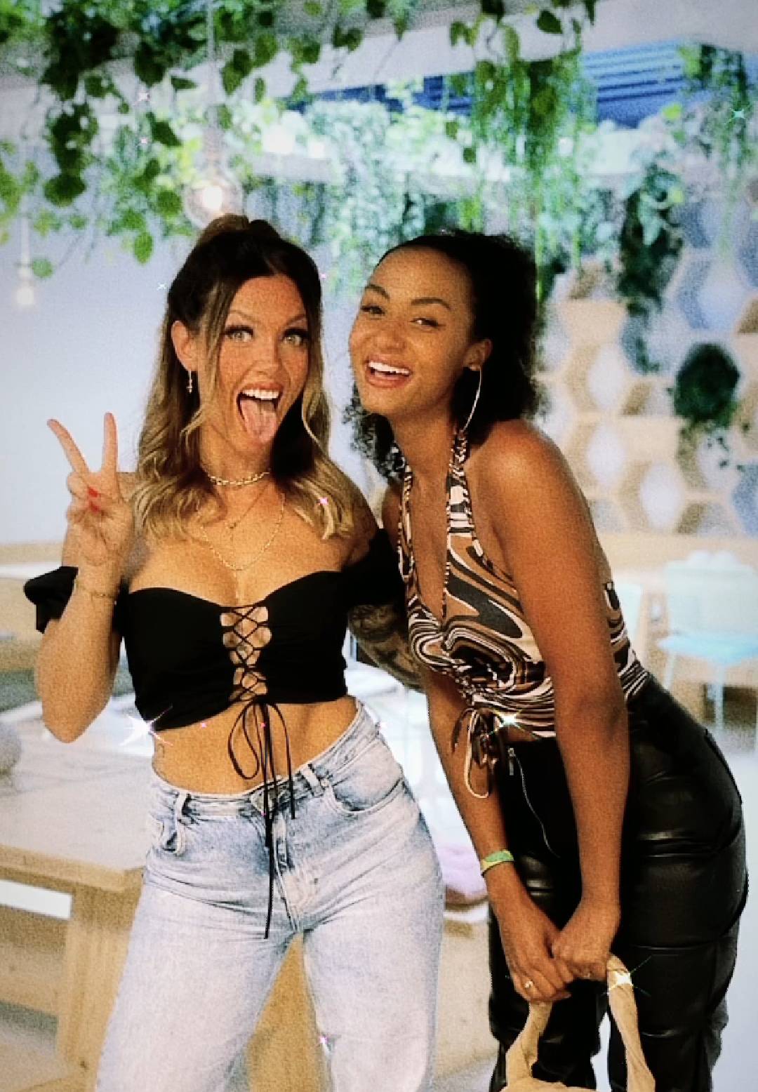 Thea & Alexa | Scrolller