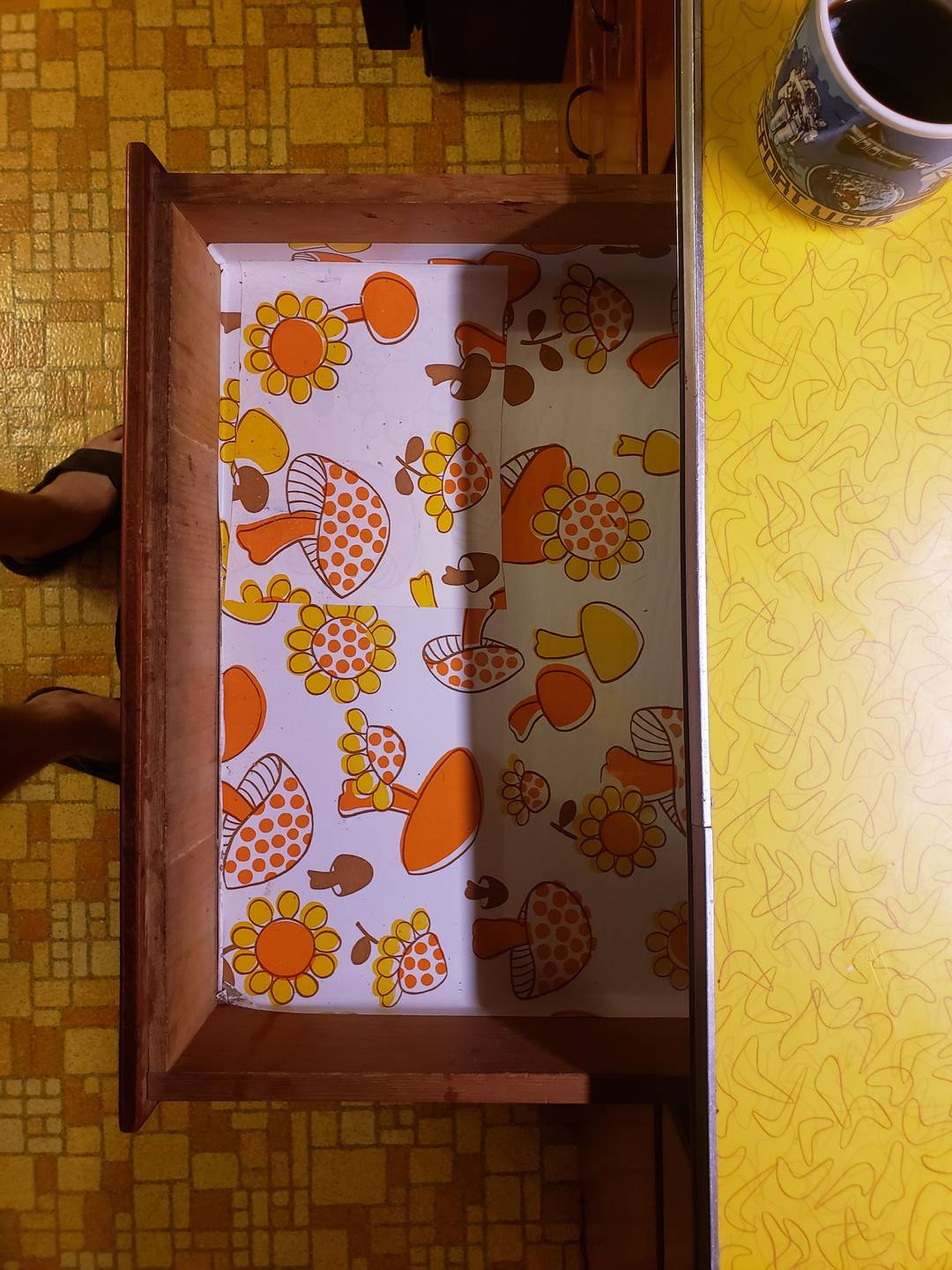 These kitchen drawer liners and atomic boomerang countertops. | Scrolller