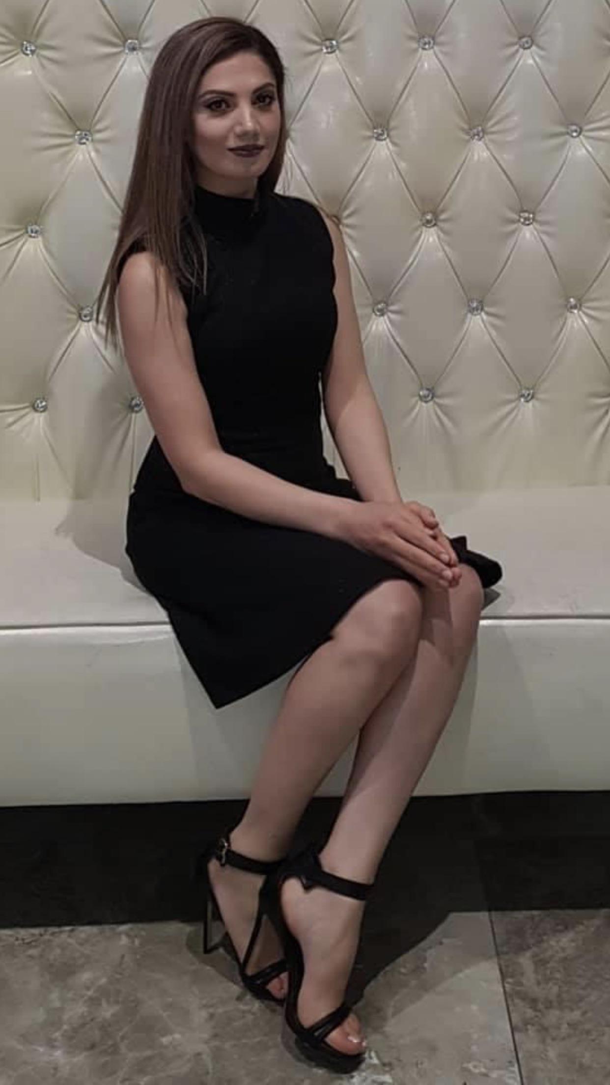 This 43F Milf in this dress 🤤 | Scrolller