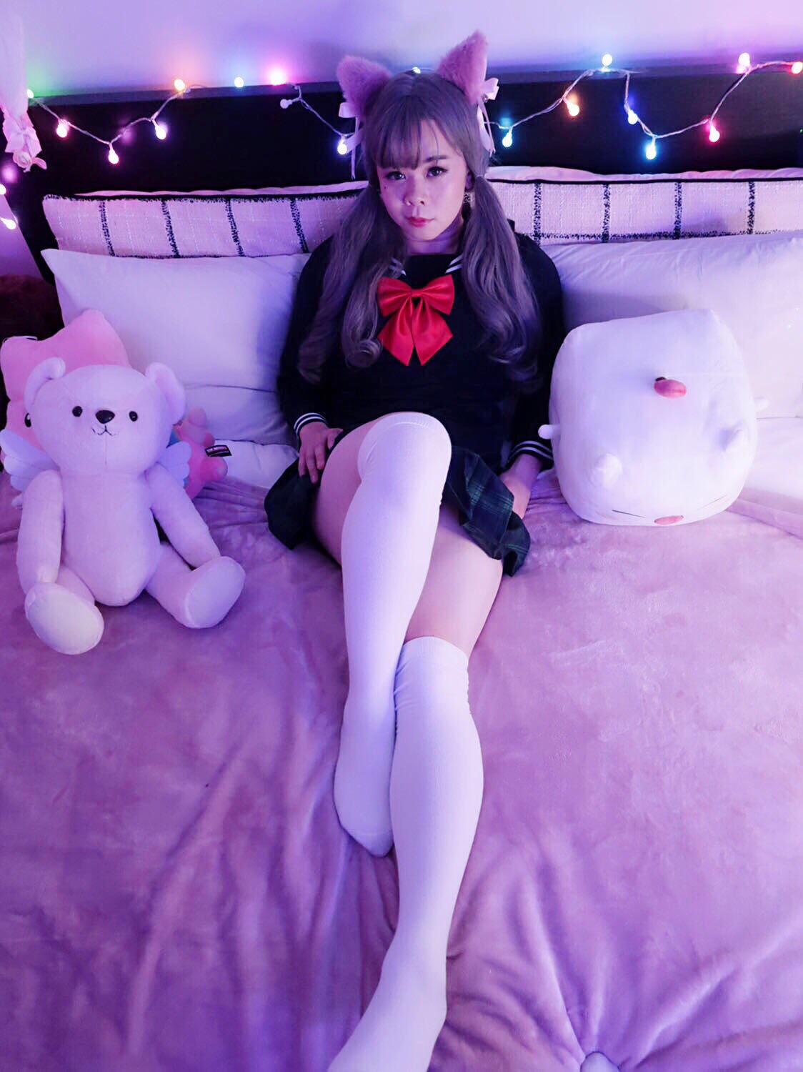 This kitty wants to play 🐱 | Scrolller