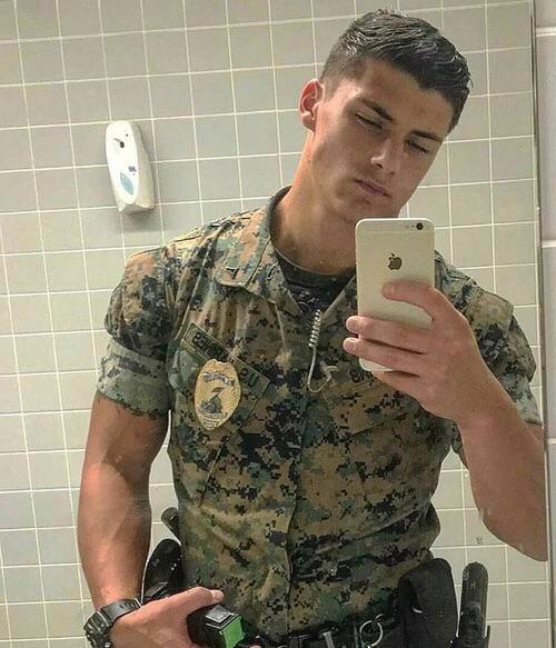This marine’s mirror selfie | Scrolller