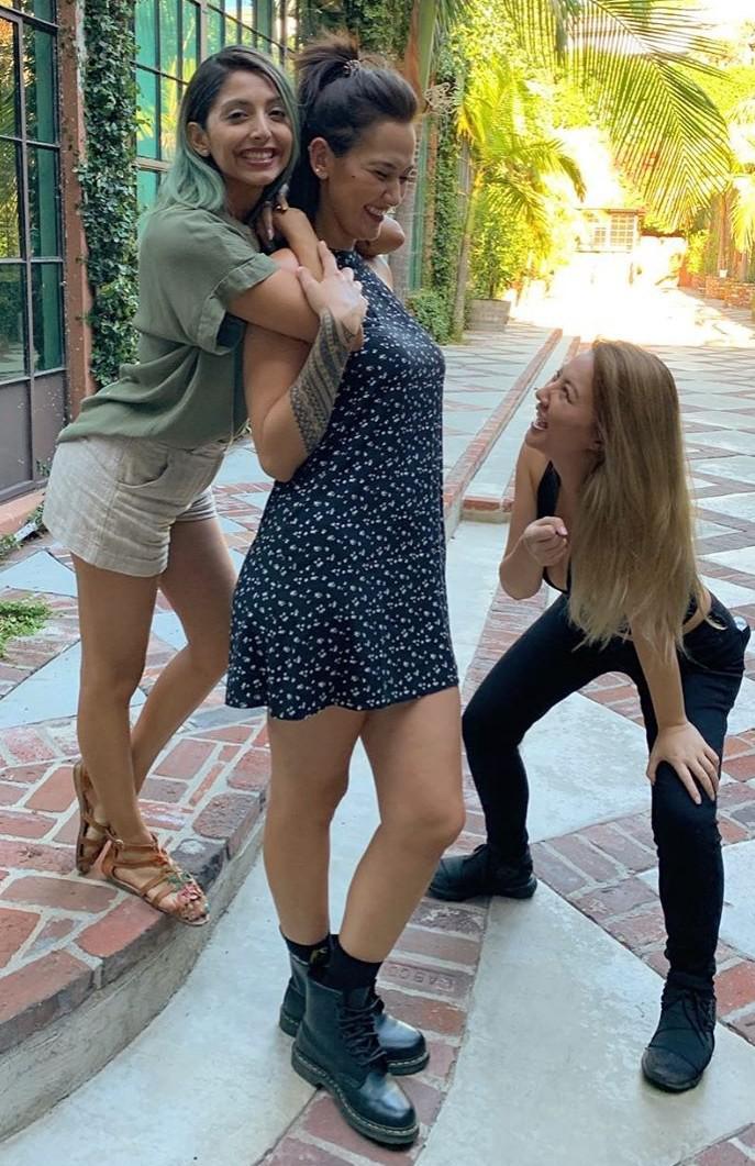 This pic makes moma look giant and tiff and Gina look tiny | Scrolller