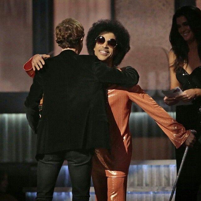 This picture makes me happy and sad. We miss you Prince! | Scrolller