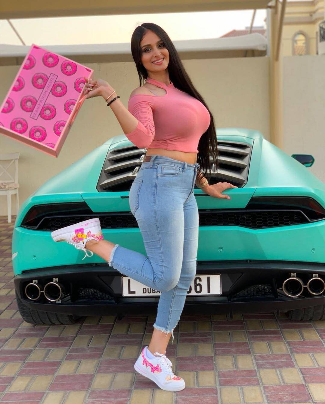 Those curves...!! | Scrolller