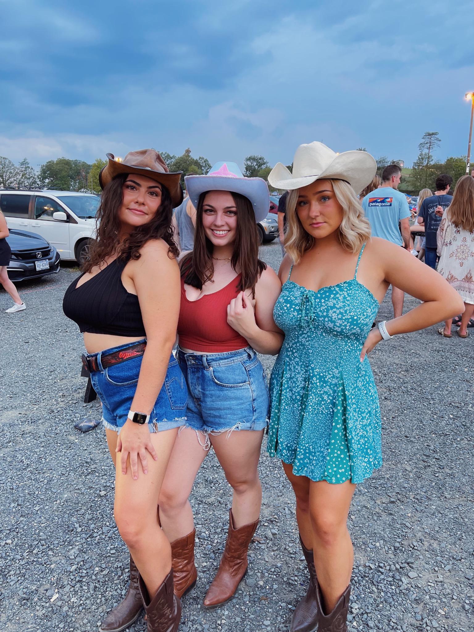 Three cowgirls, three pairs of udders | Scrolller