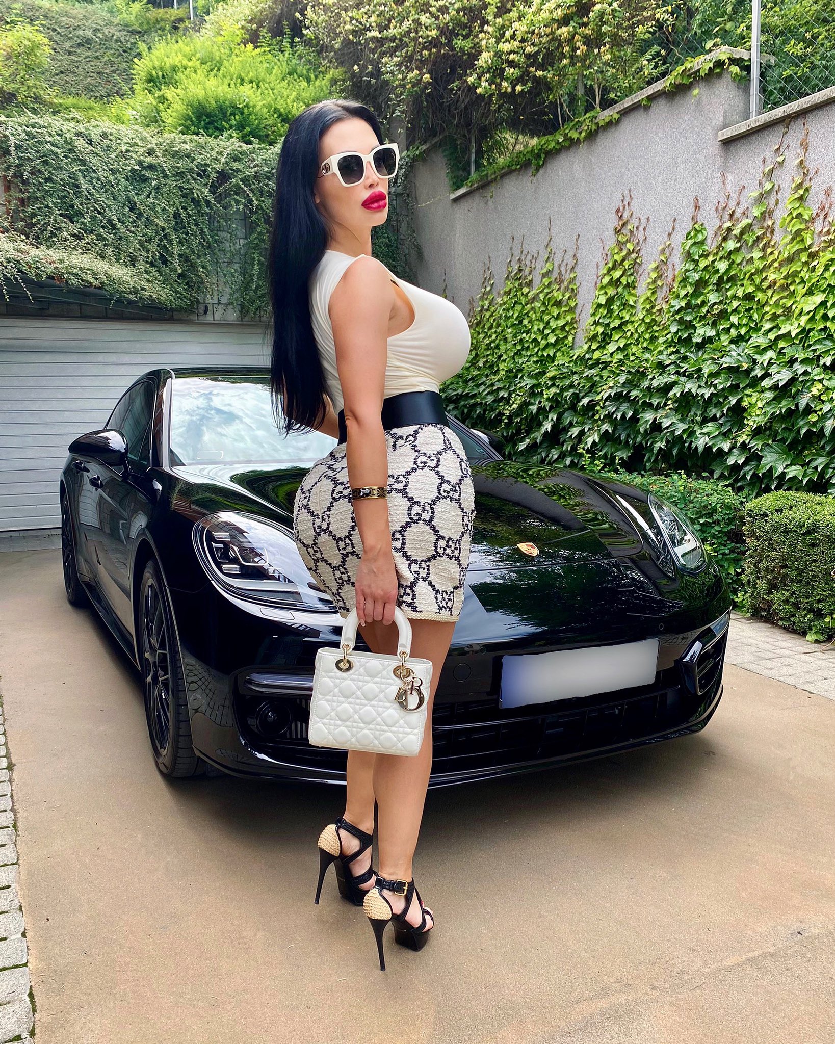 Thursday dinner with "casual" bimbo dress - 01 | Scrolller