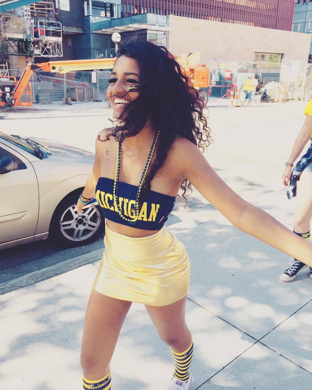 Tight gold skirt | Scrolller