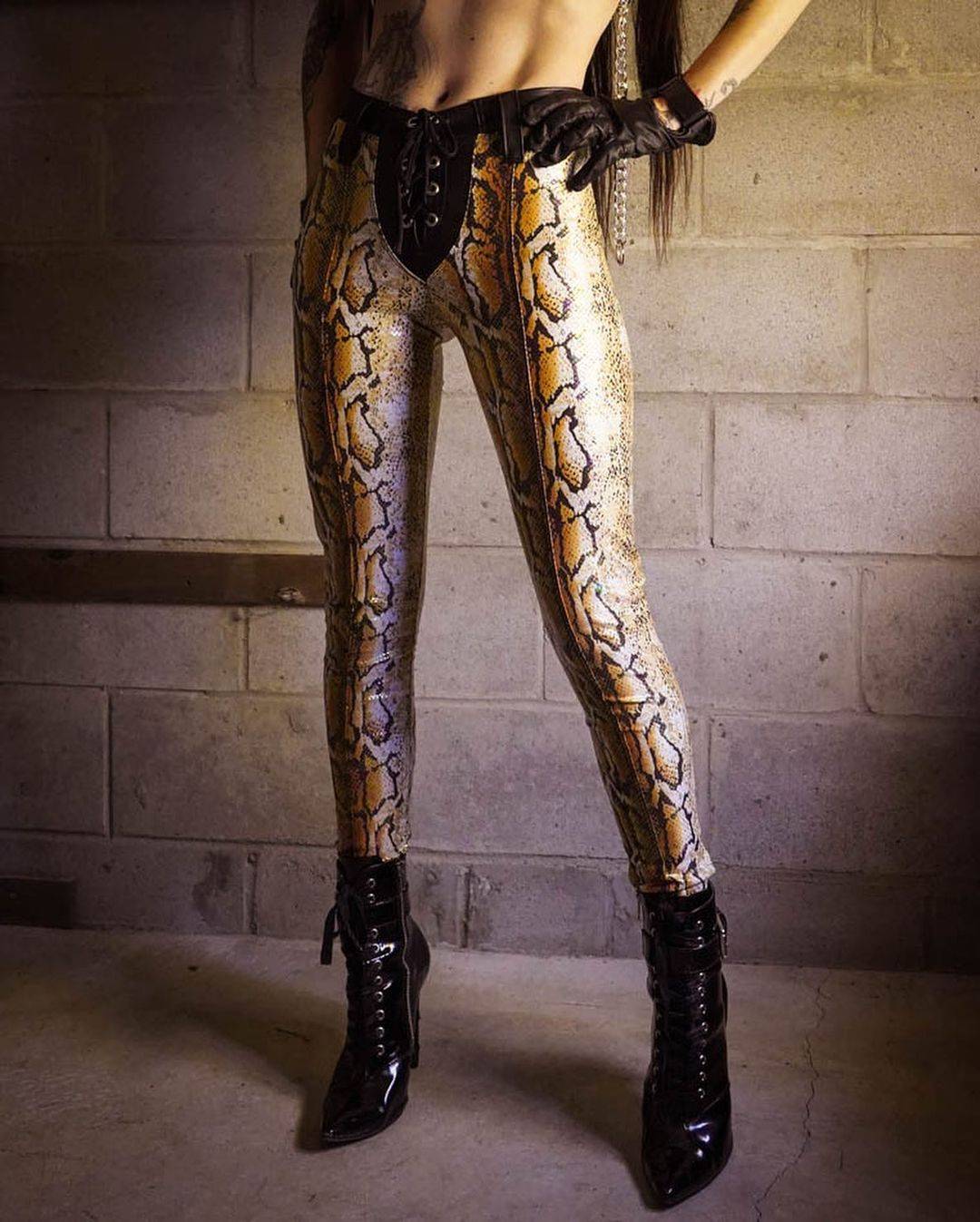 Tight Python | Scrolller