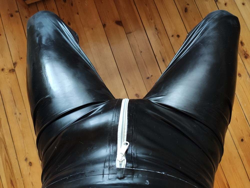 Tightly packet in Latexpants | Scrolller