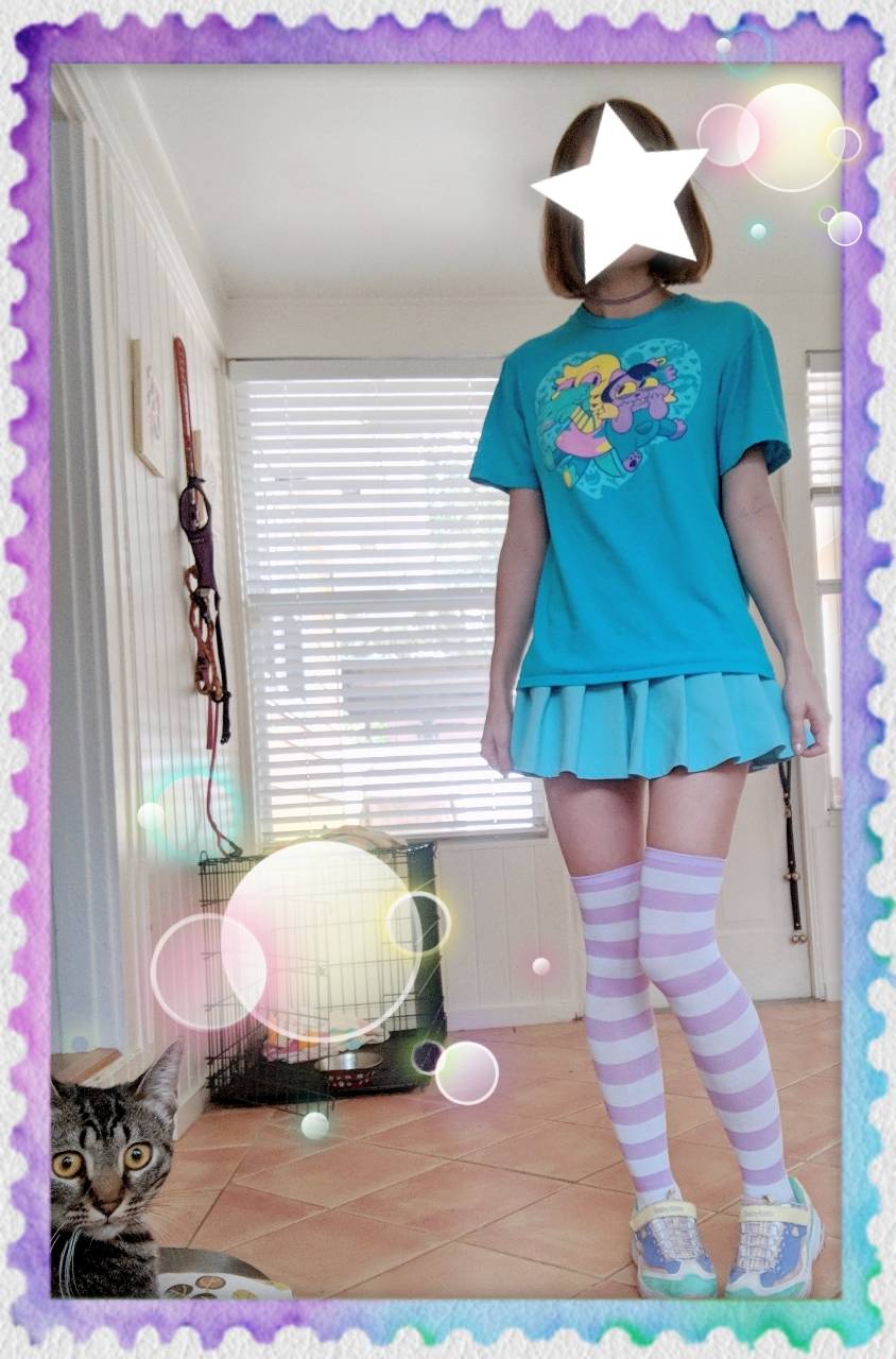 Today's outfit featuring my kitty pal, Neko 😊 | Scrolller