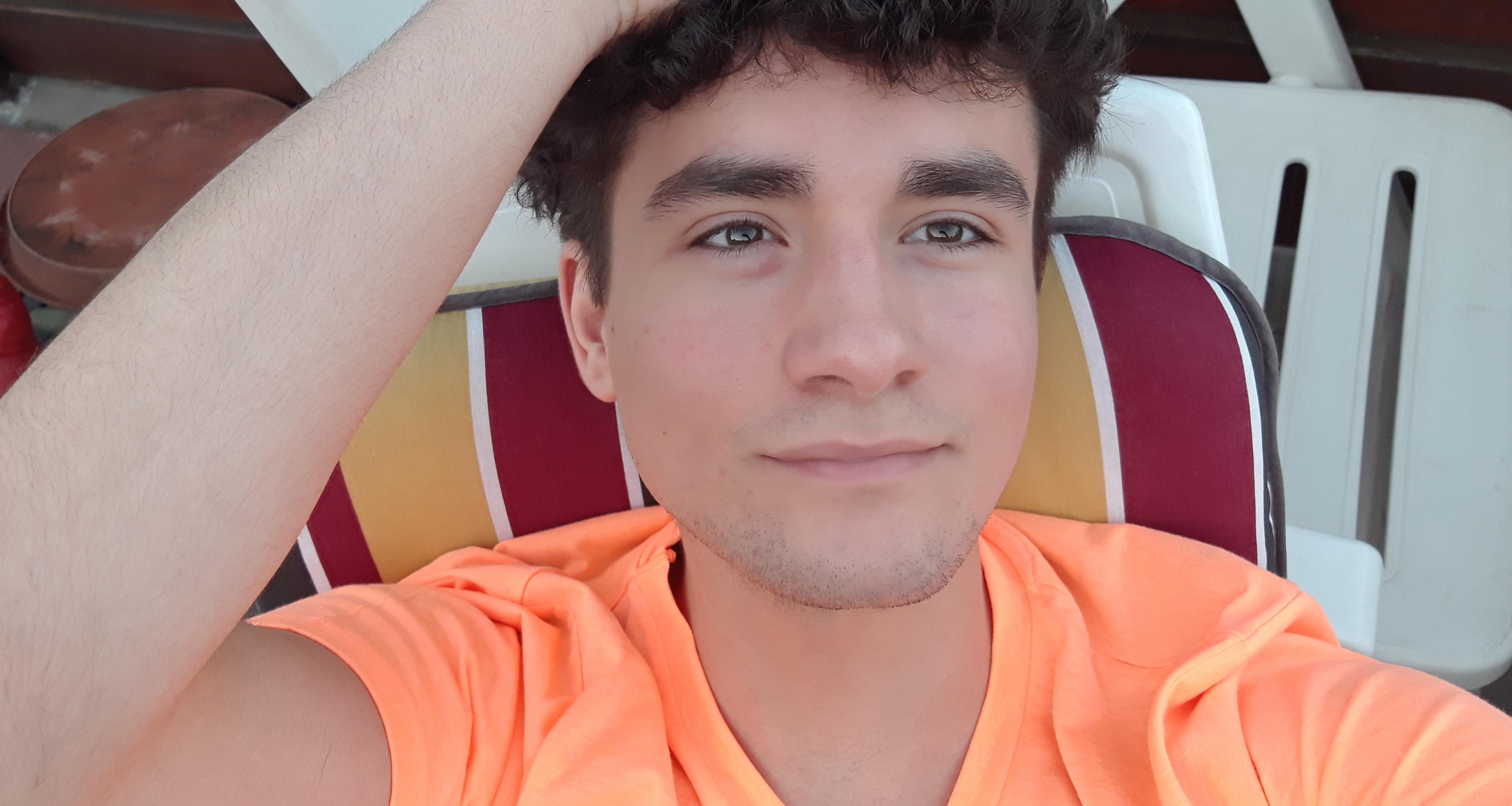 Tried something new with the hair! Hope y'all are gonna have an amazing weekend 🌈 | Scrolller