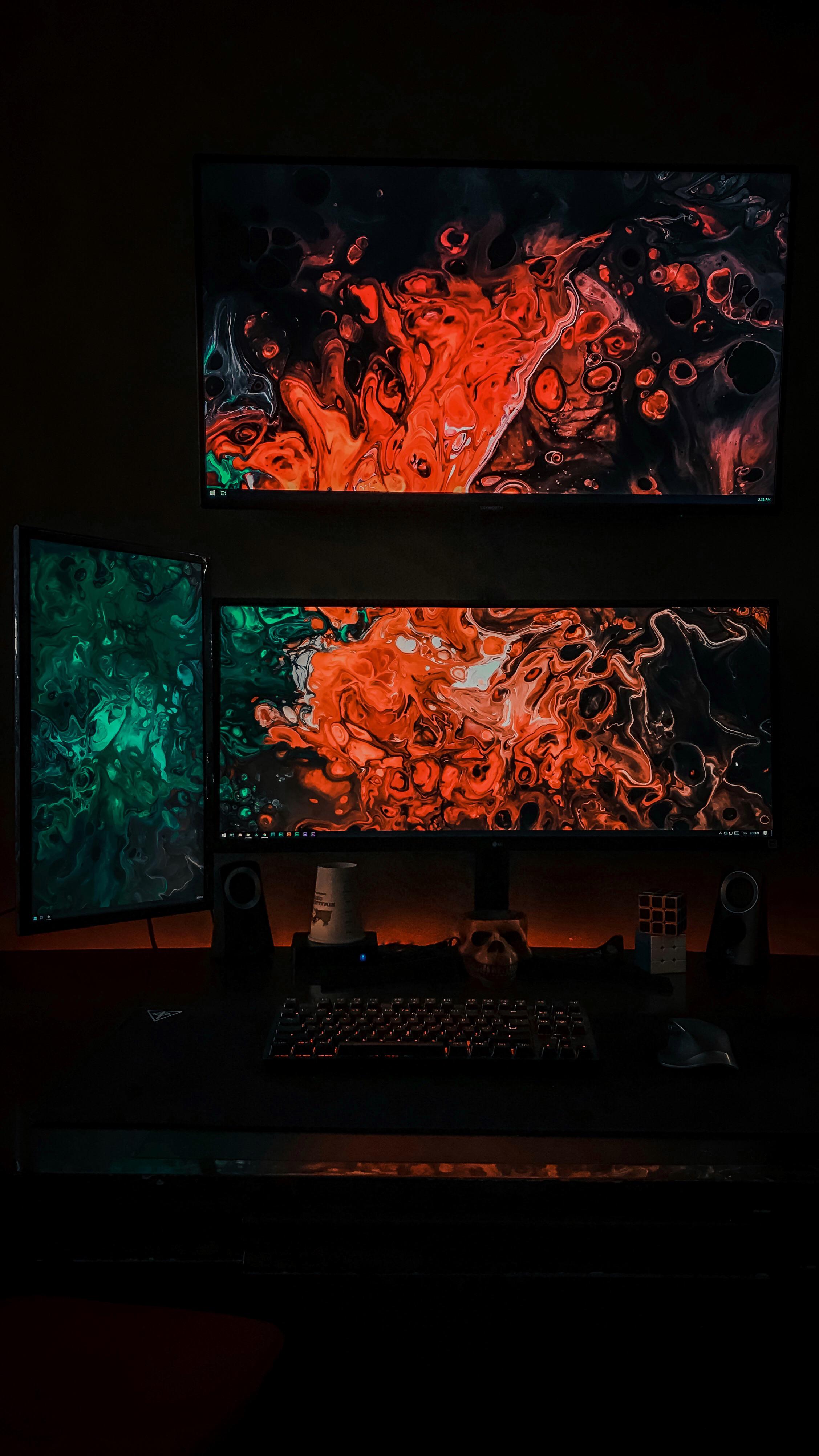 Triple monitor editing/gaming station | Scrolller