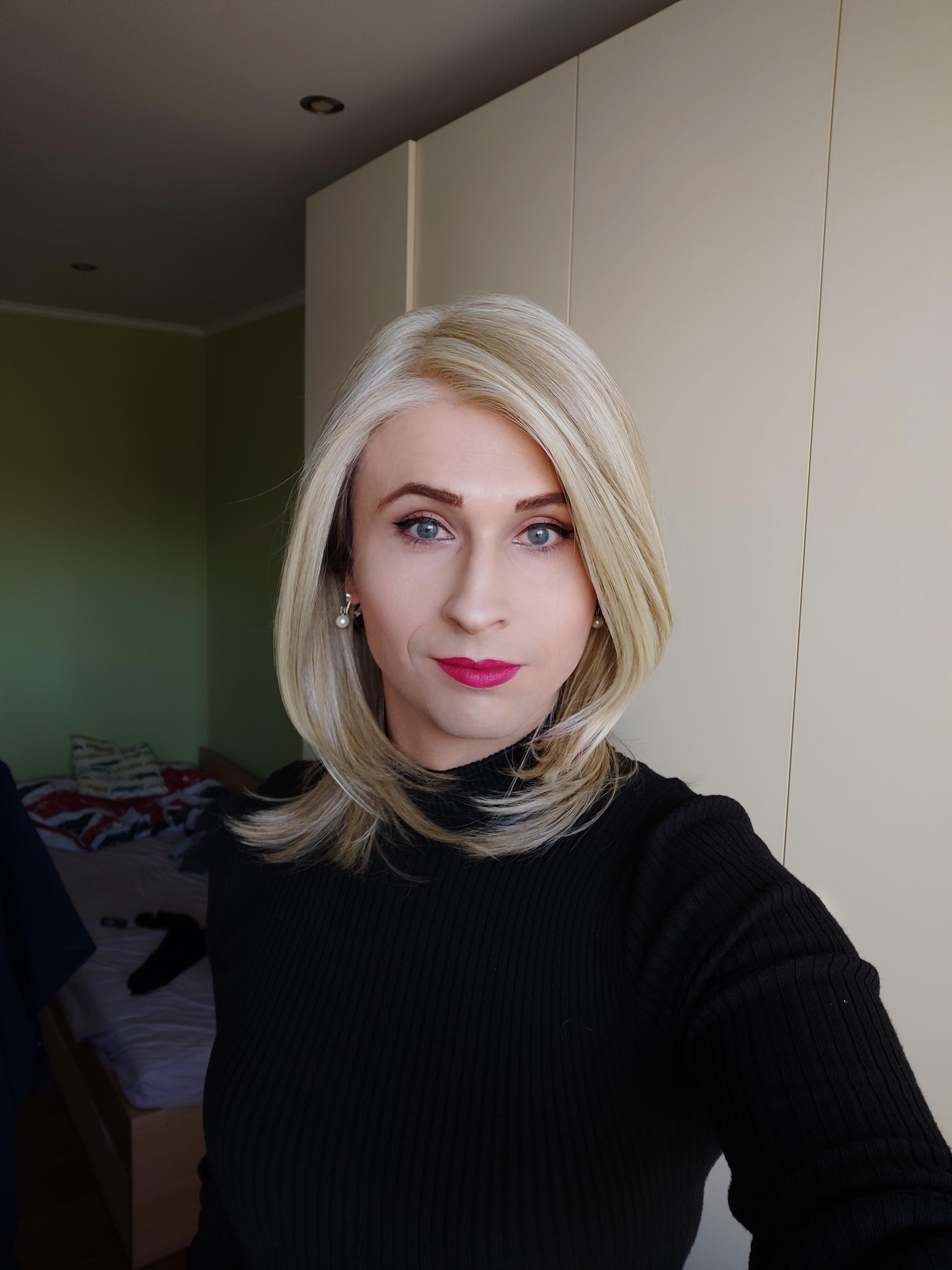 Trying different hair. Hows does it look? 🙂 | Scrolller