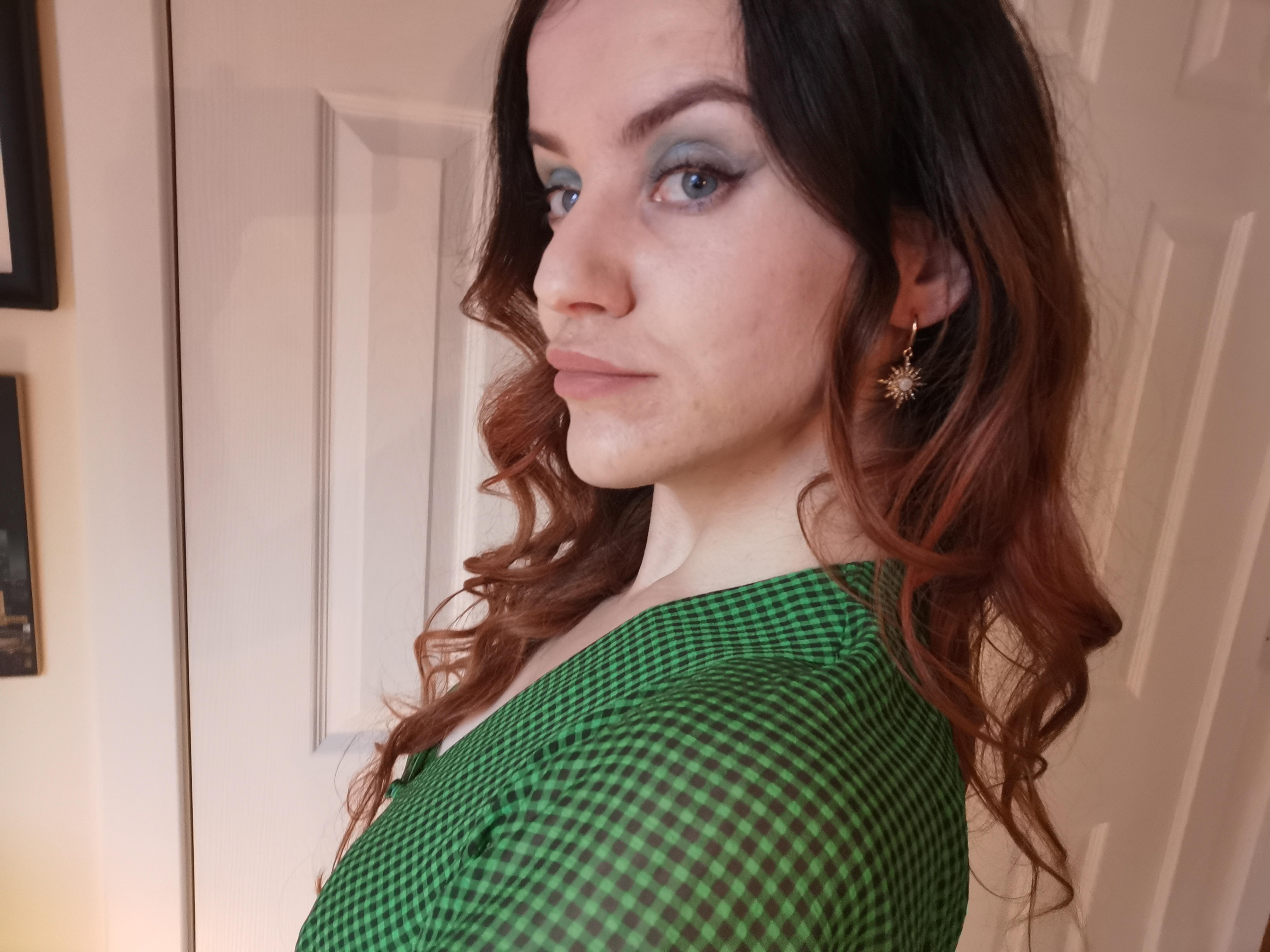 Trying new makeup and not wearing a band tee and leggings for the first time in ages!🤣[F25 ...