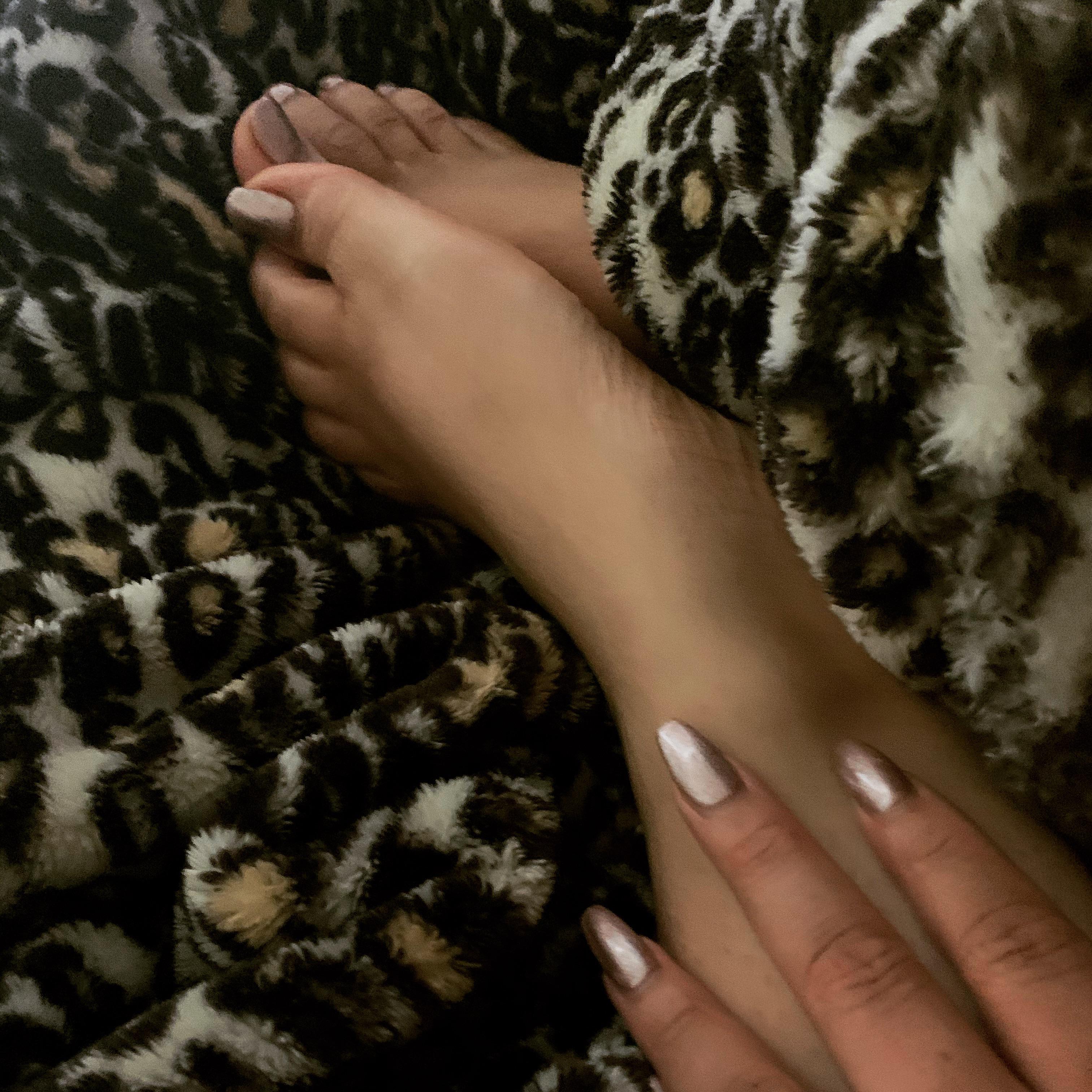 Trying to keep them warm 💋 | Scrolller