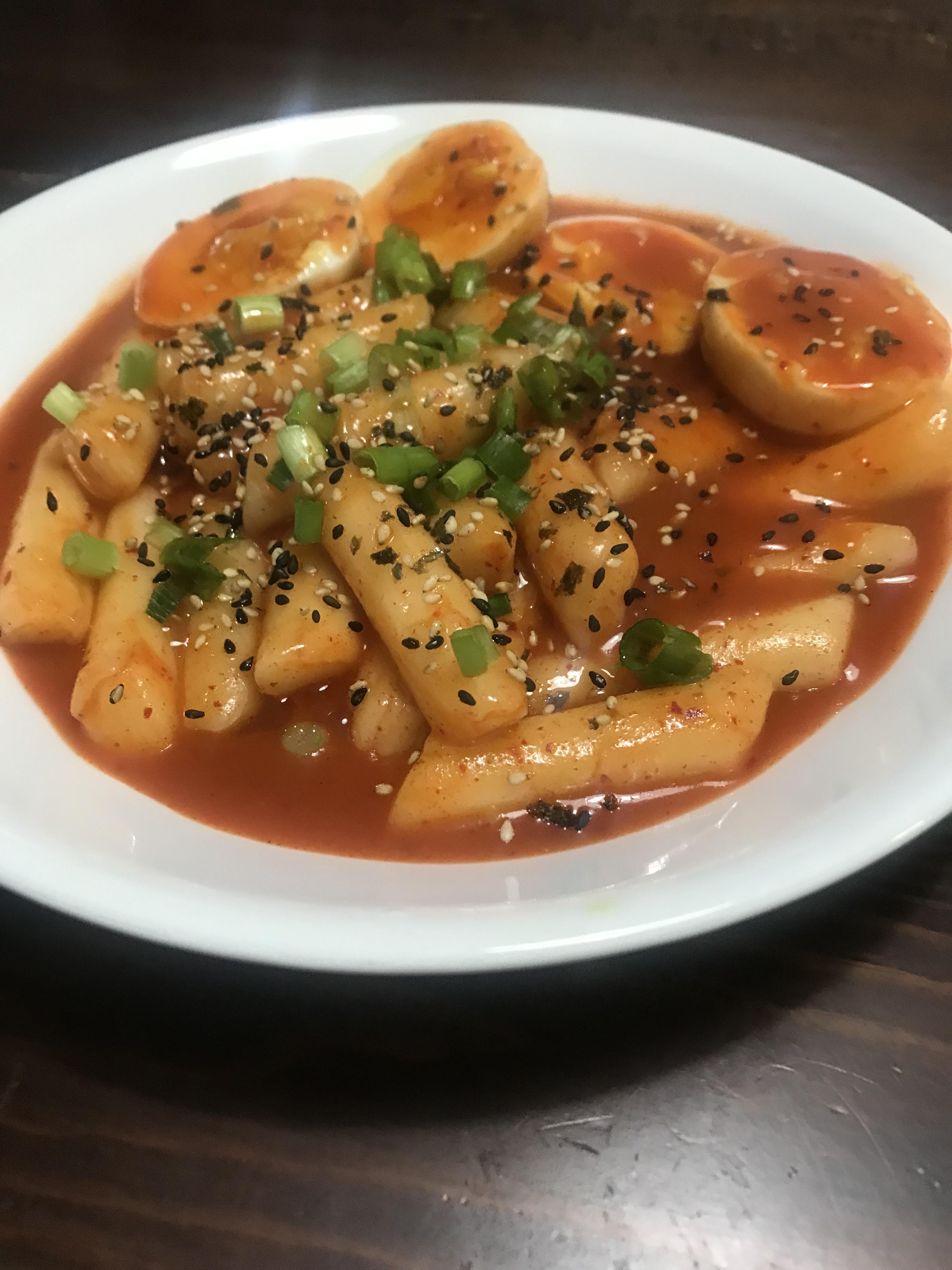 Tteokbokki, spicy Korean rice cakes | Scrolller