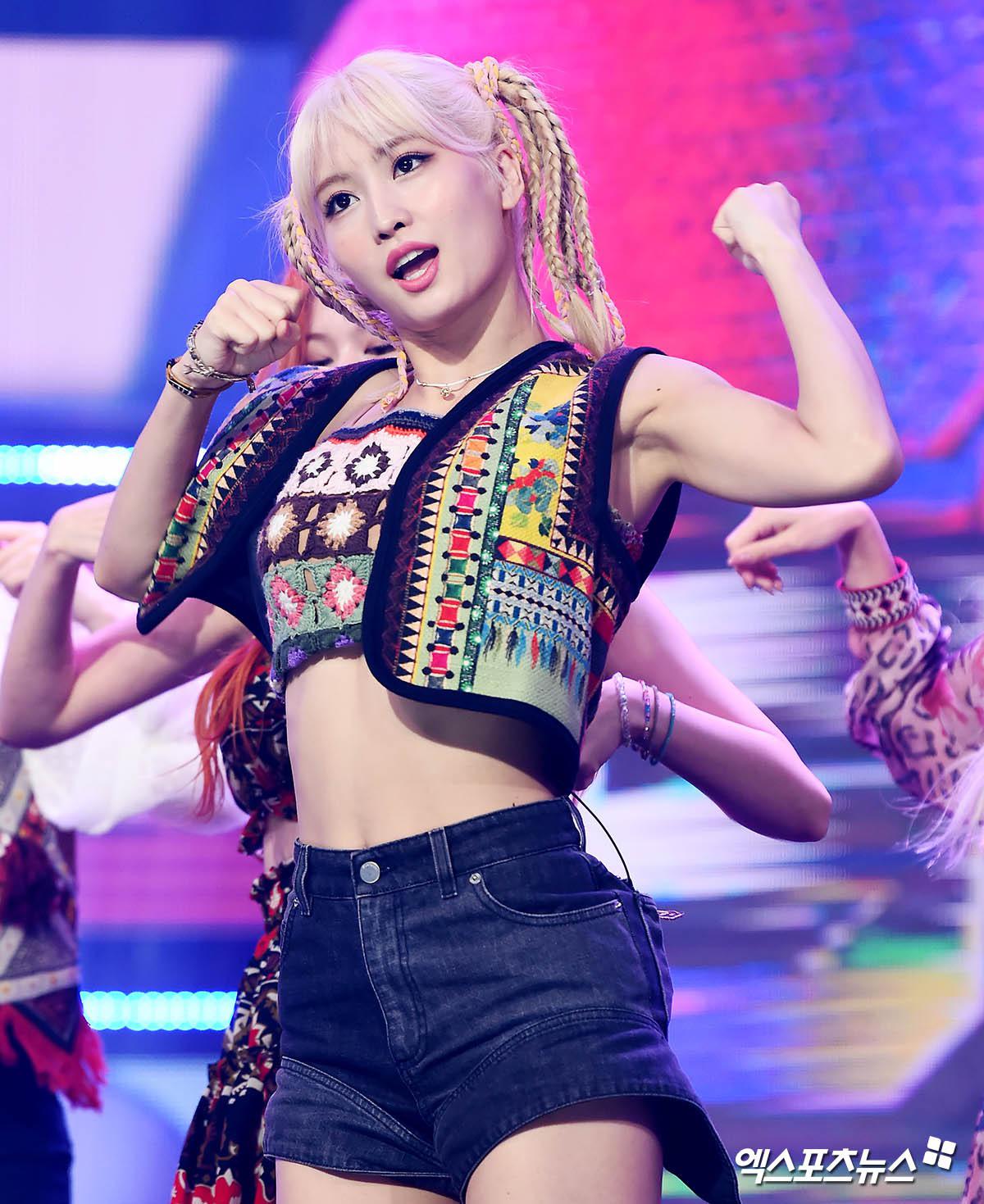 TWICE - Momo | Scrolller