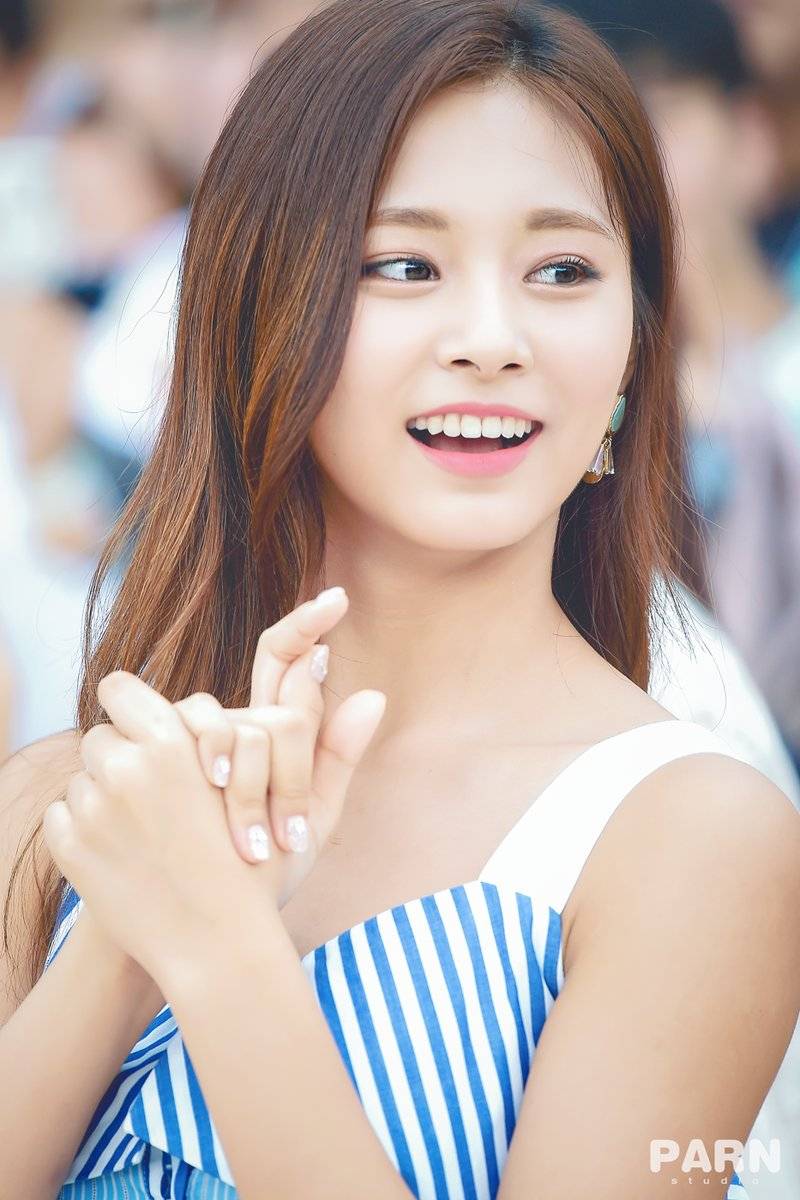 Tzuyu | Scrolller