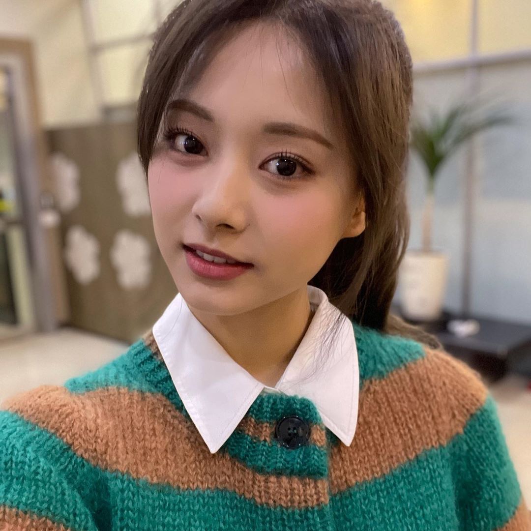Tzuyu selca | Scrolller