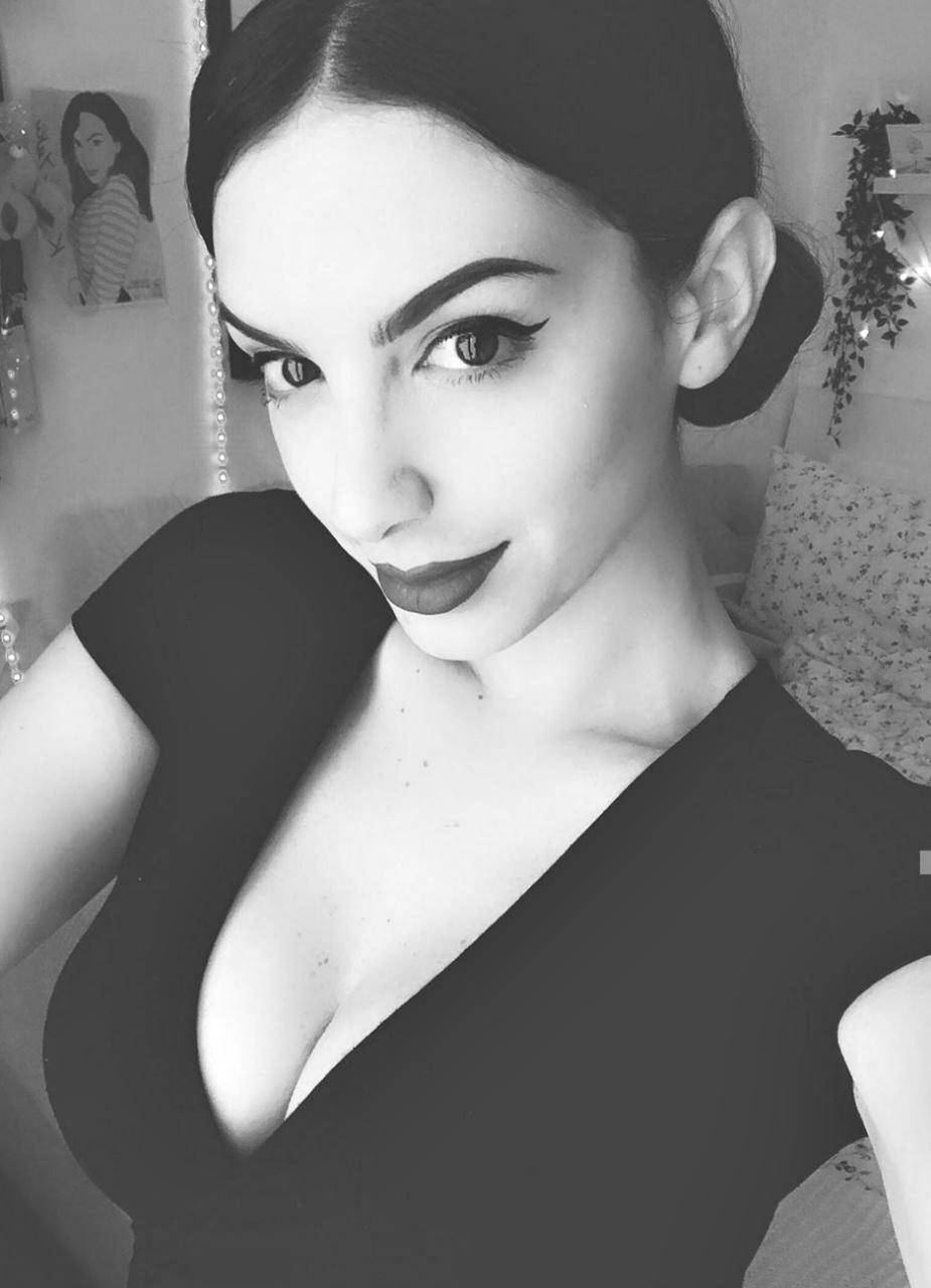 Un'altra puttana streamer tettona, KodomoYuki. Sono anni che voglio sborrarla sulle zizze ...