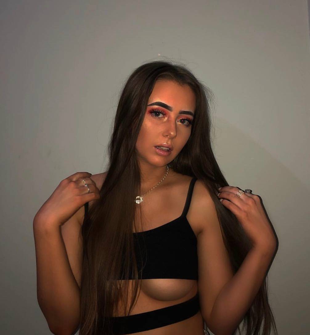 Underboob | Scrolller