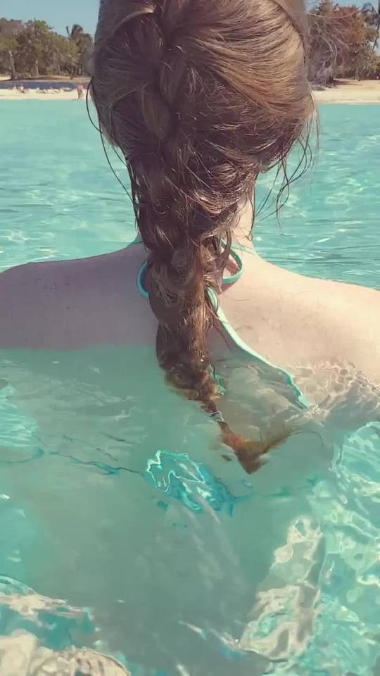 Underwater Mooning | Scrolller