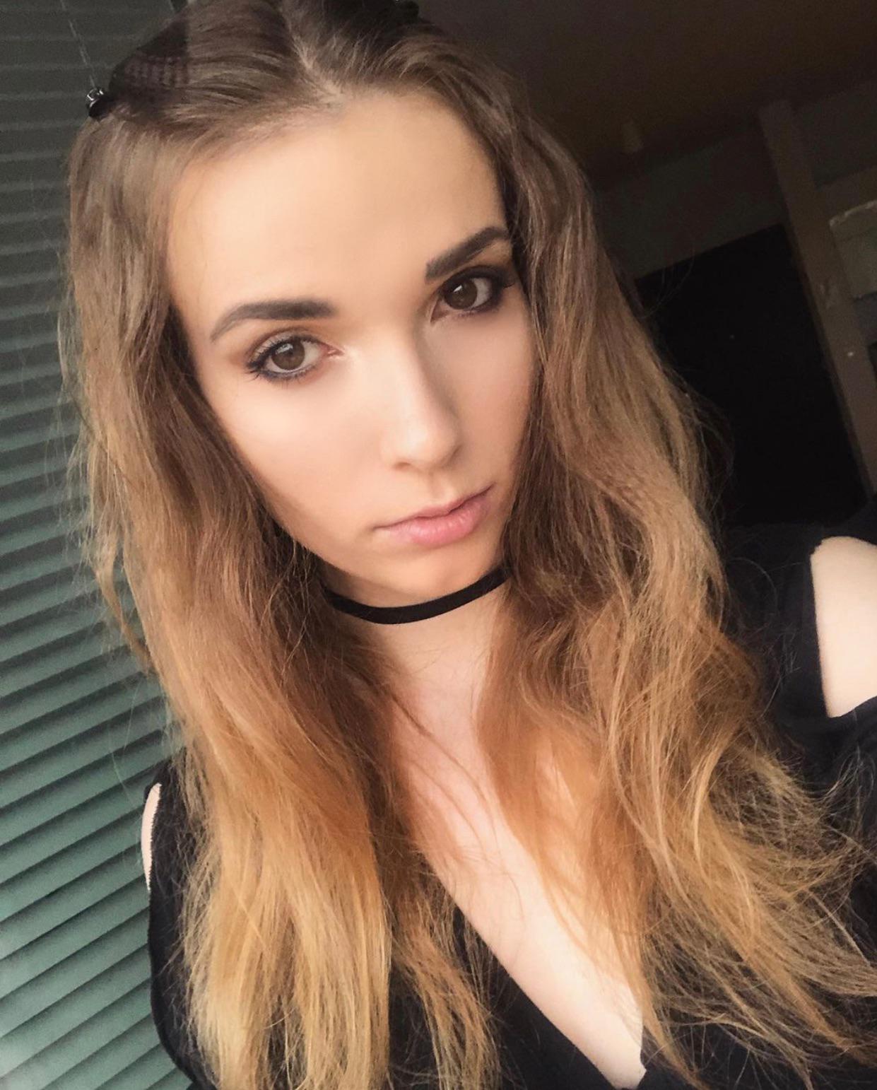 Cute and naughty Babe 🖤 | Scrolller