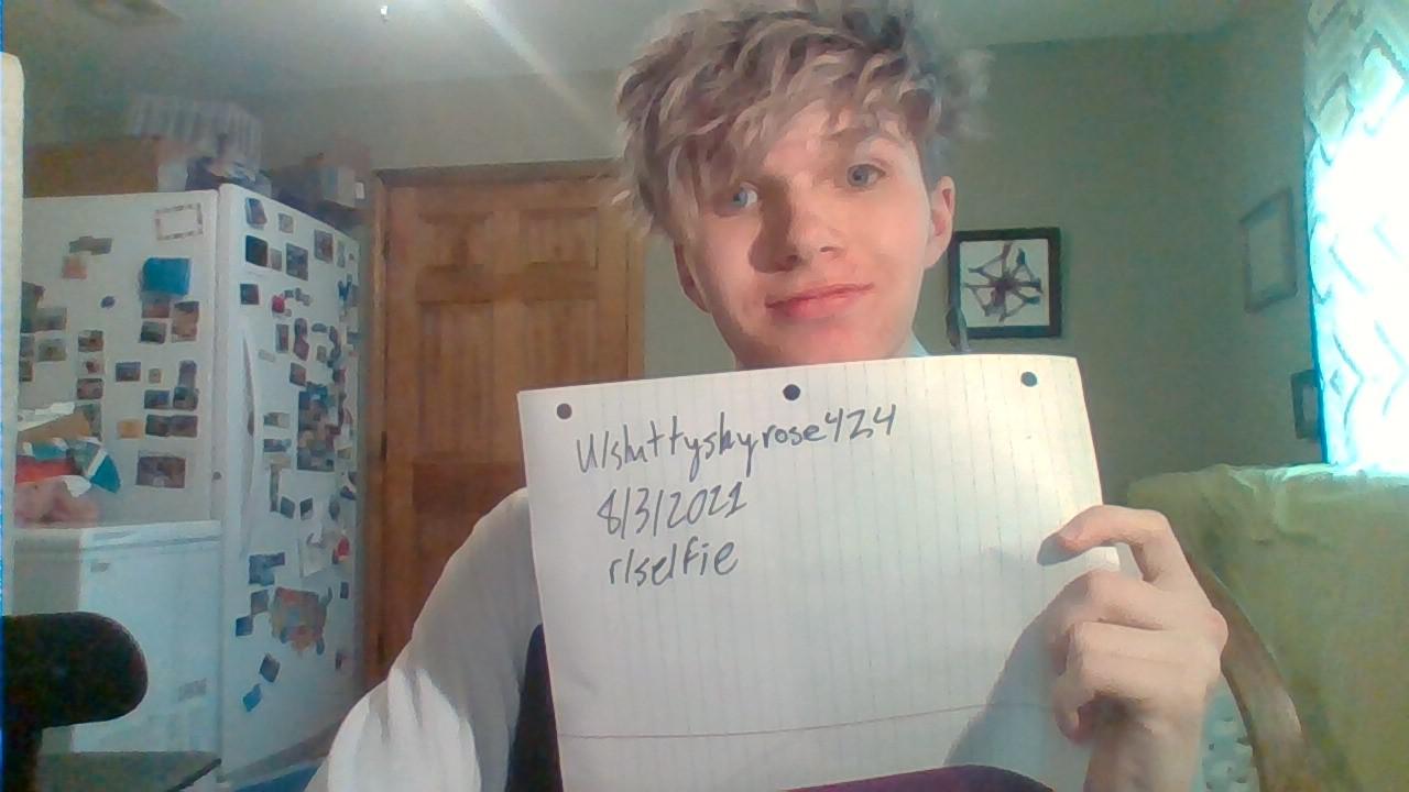 Verification Post!! (Under 18) til October 10!! | Scrolller