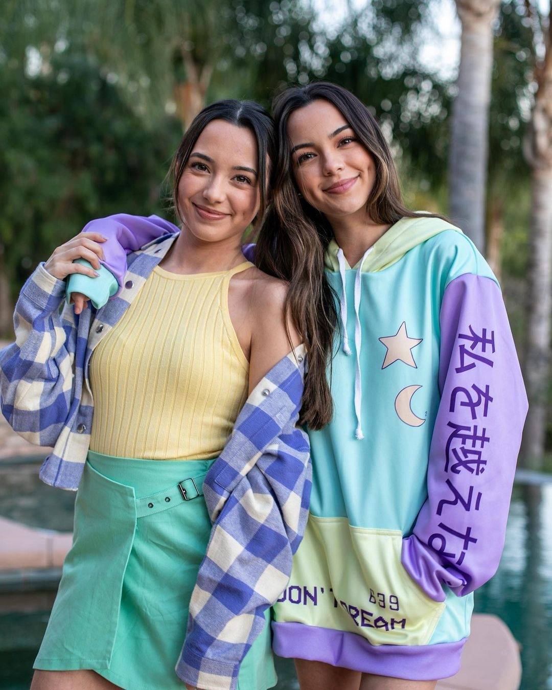 Veronica & Vanessa Merrell [irtr] | Scrolller