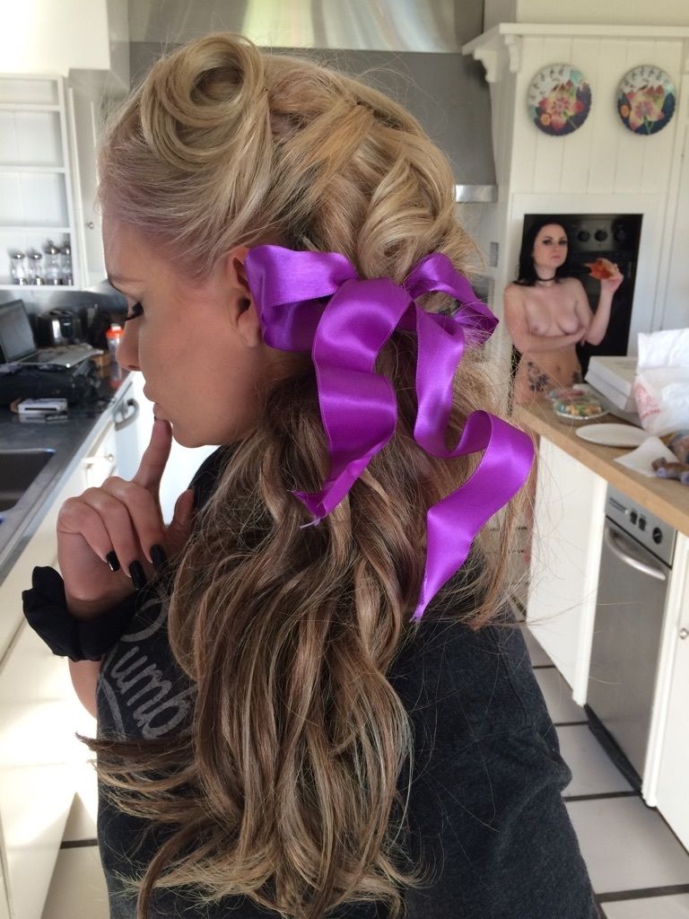 Veruca James photobombs Phoenix Marie on set [xpost /r/truesexypizza] | Scrolller