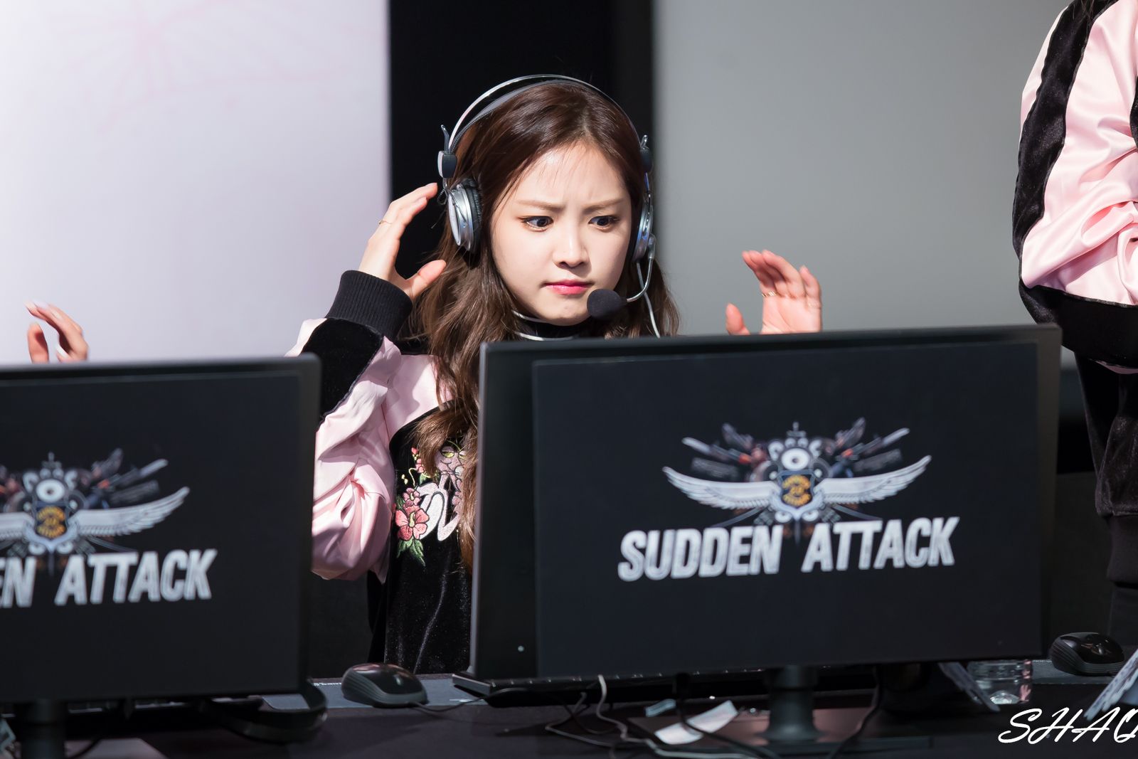 (Very) Confused Naeun | Scrolller