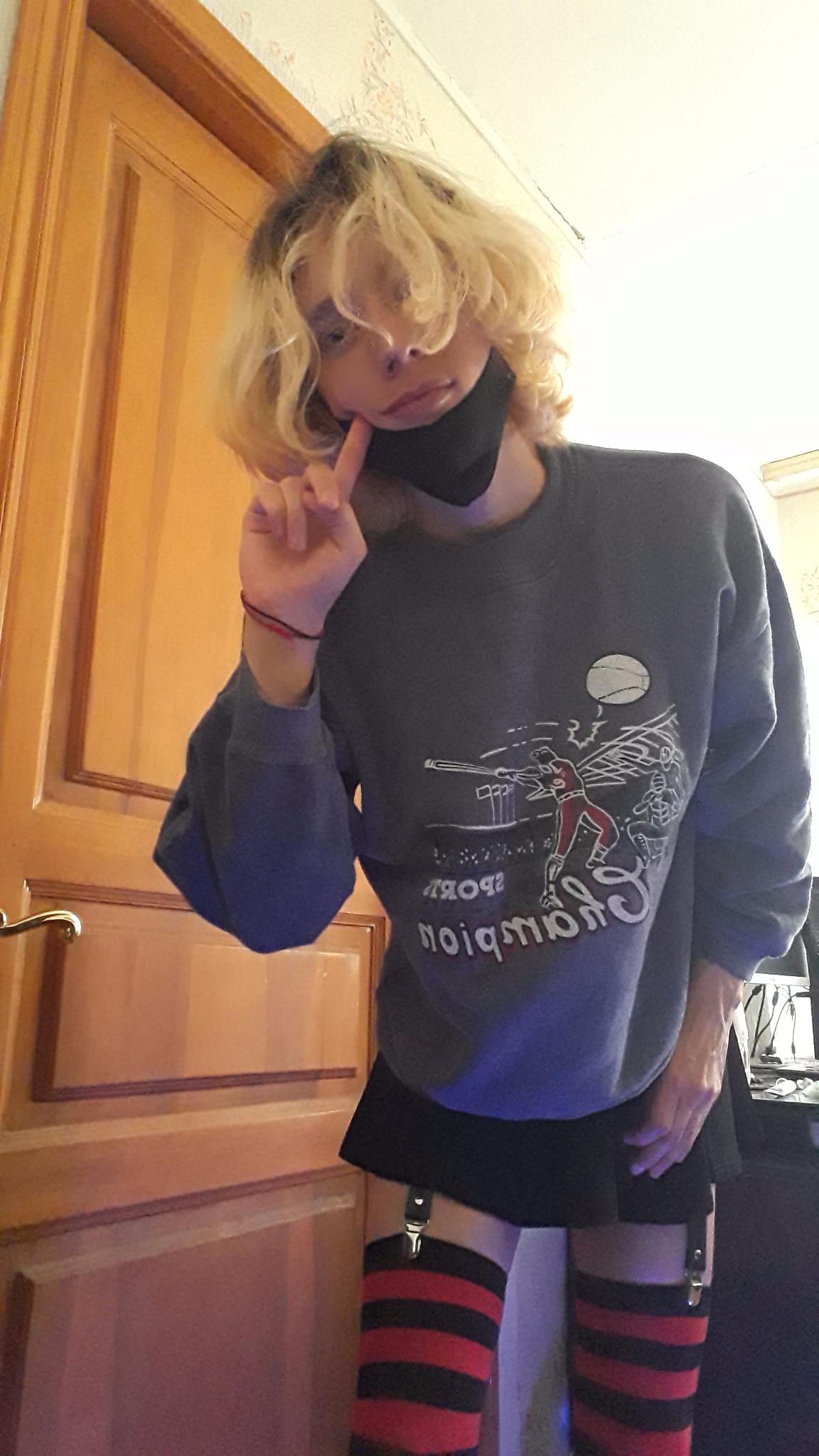 😄 just chillin | Scrolller