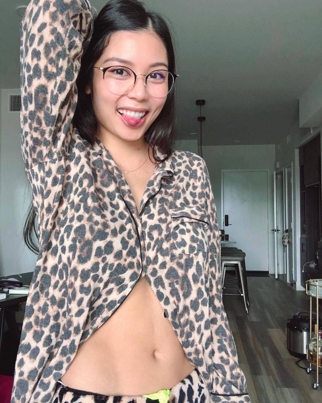 Victoria Vee | Scrolller