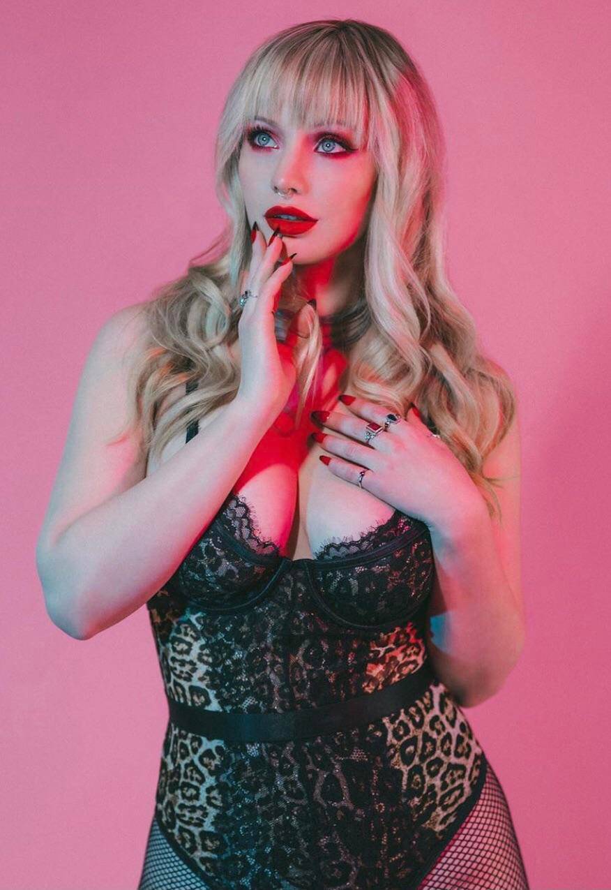 Violet 🌸 | Scrolller