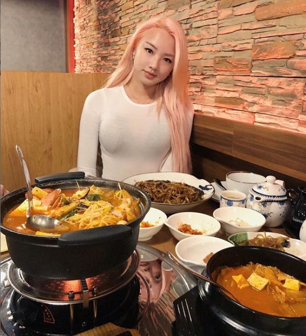 Vyvan Le | Scrolller