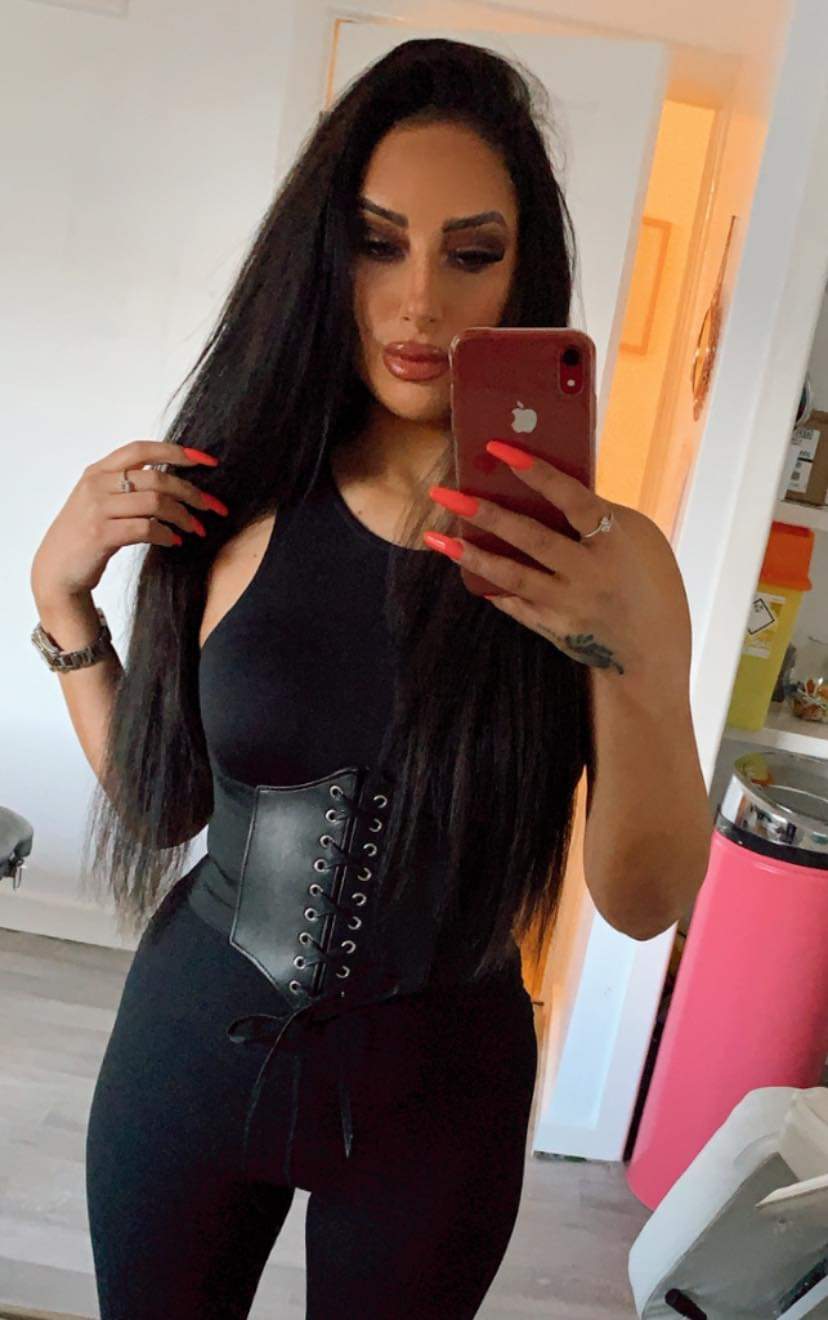 Waist trainer and nails | Scrolller