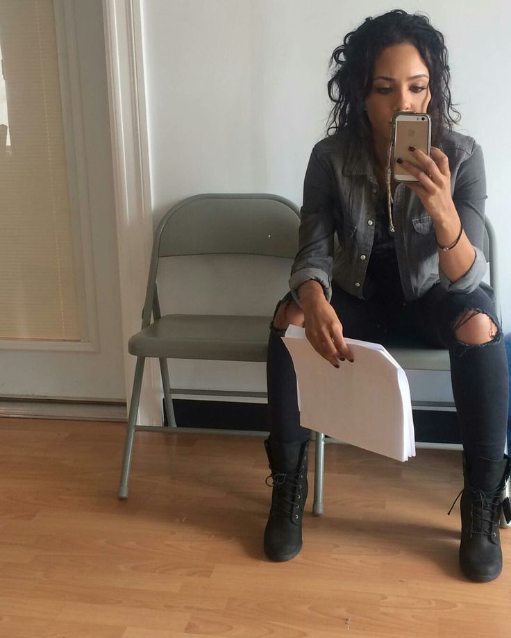 Waiting To Read Her Script | Scrolller