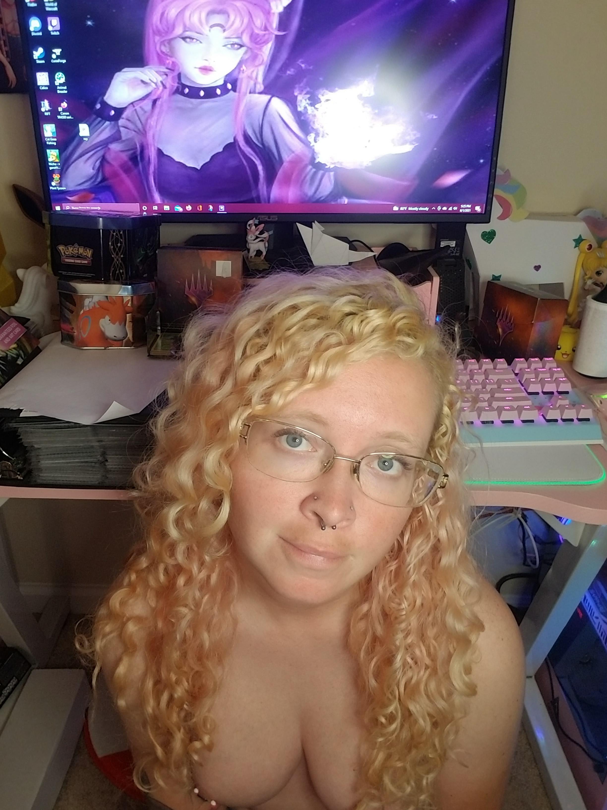 Waiting under the desk for you | Scrolller