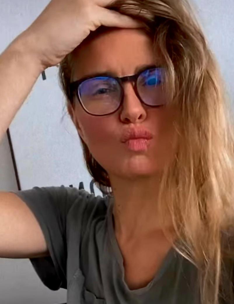 Wake up kiss 😘 | Scrolller