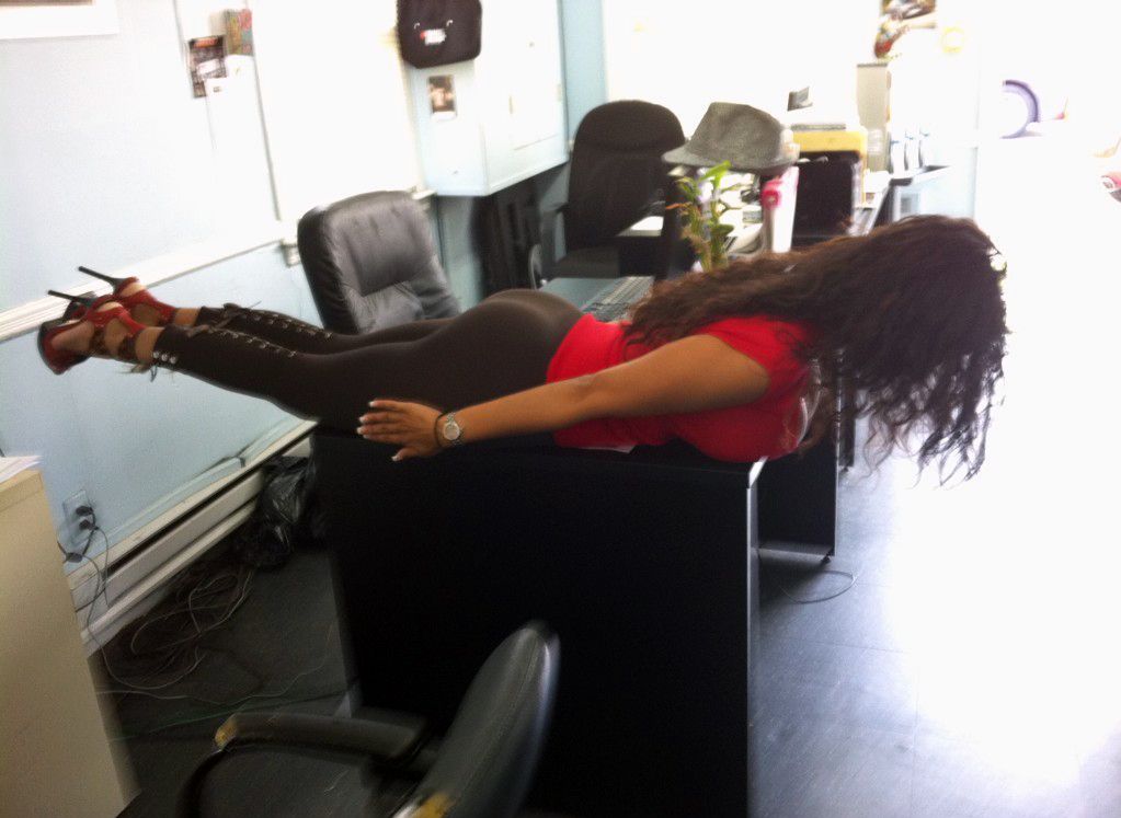 Walk into work and the receptionist is doing this... | Scrolller