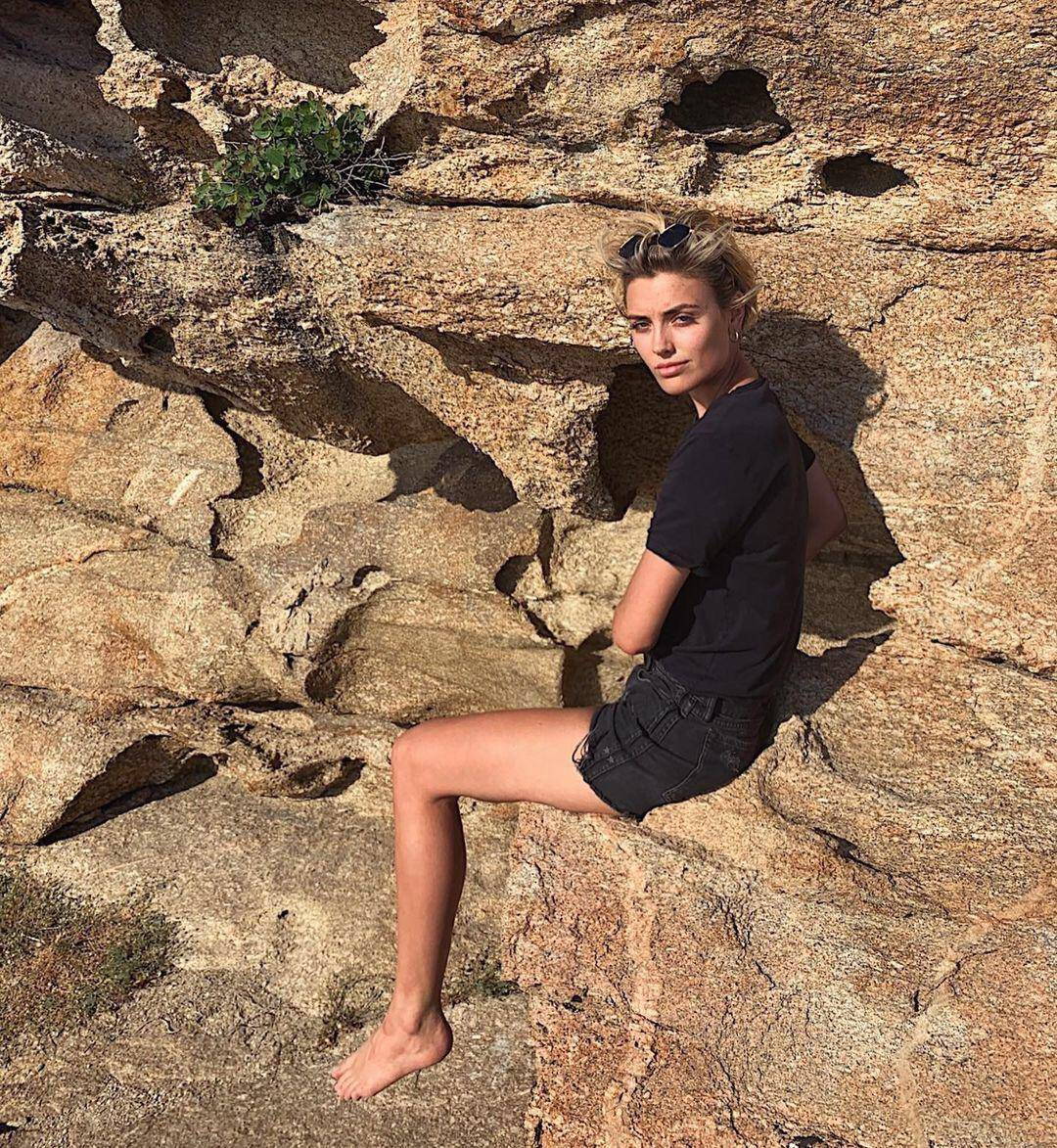 Wallis Day | Scrolller