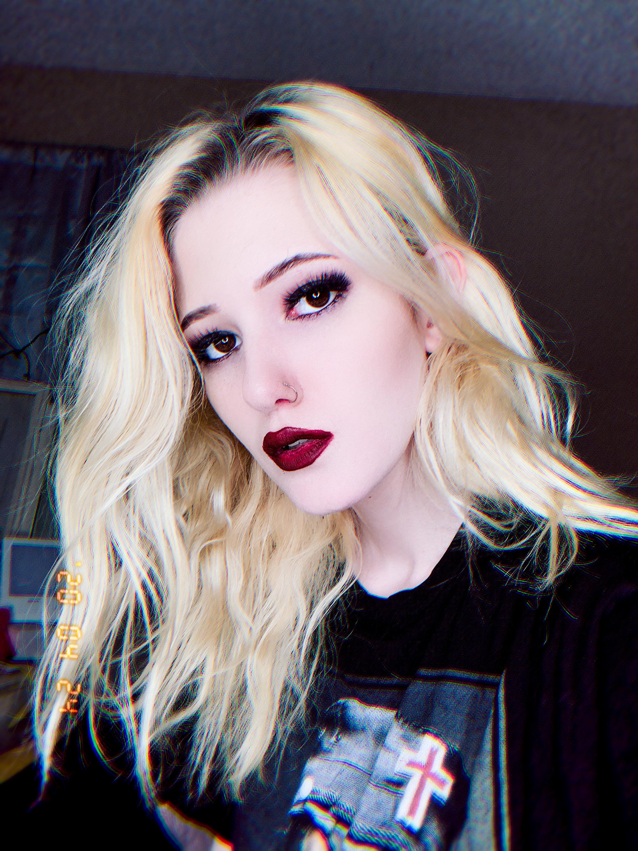 Wanna Mess Up My Lipstick Scrolller