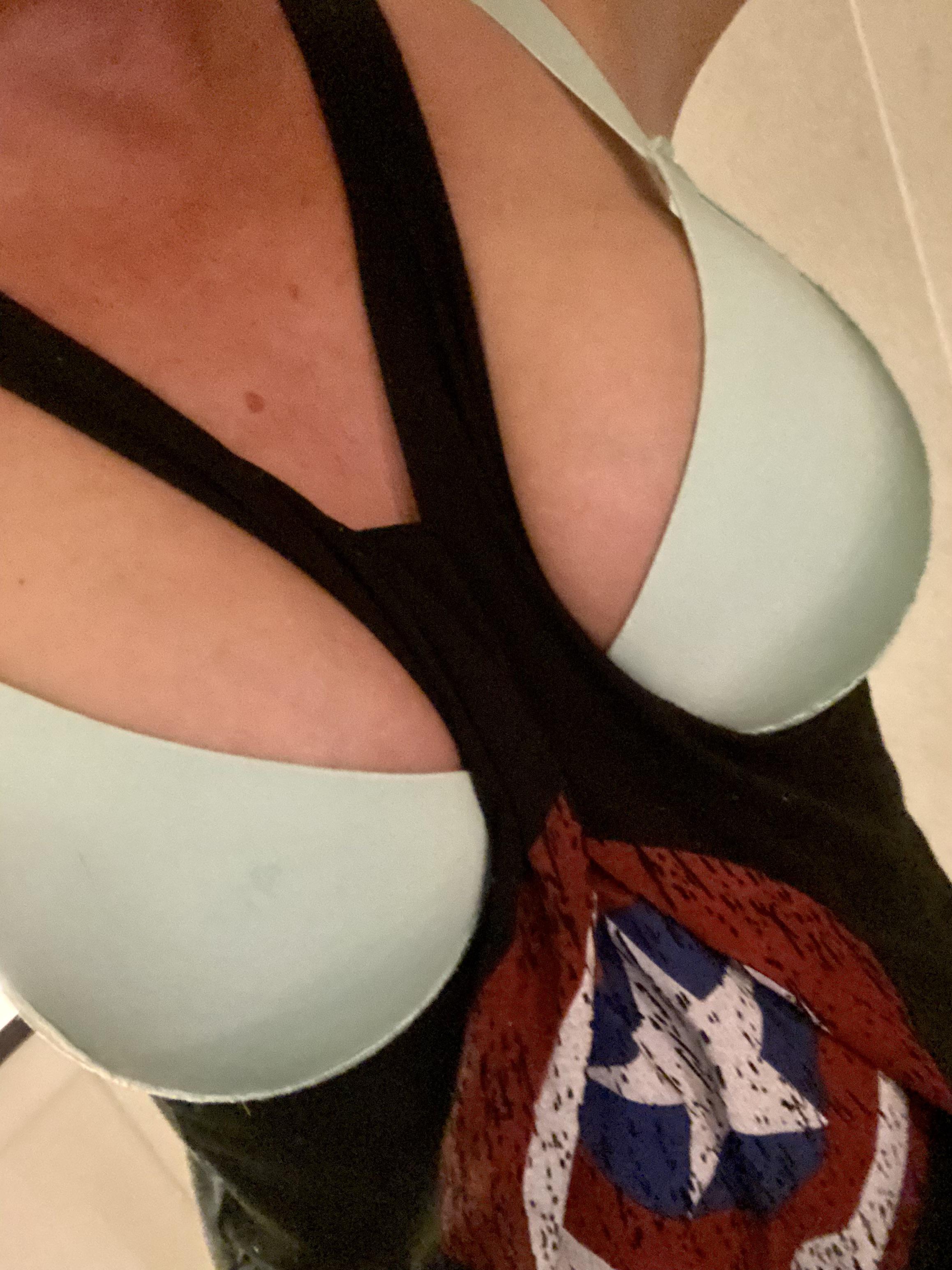 Wardrobe malfunction? 🤷🏻‍♀️ (f)41 | Scrolller