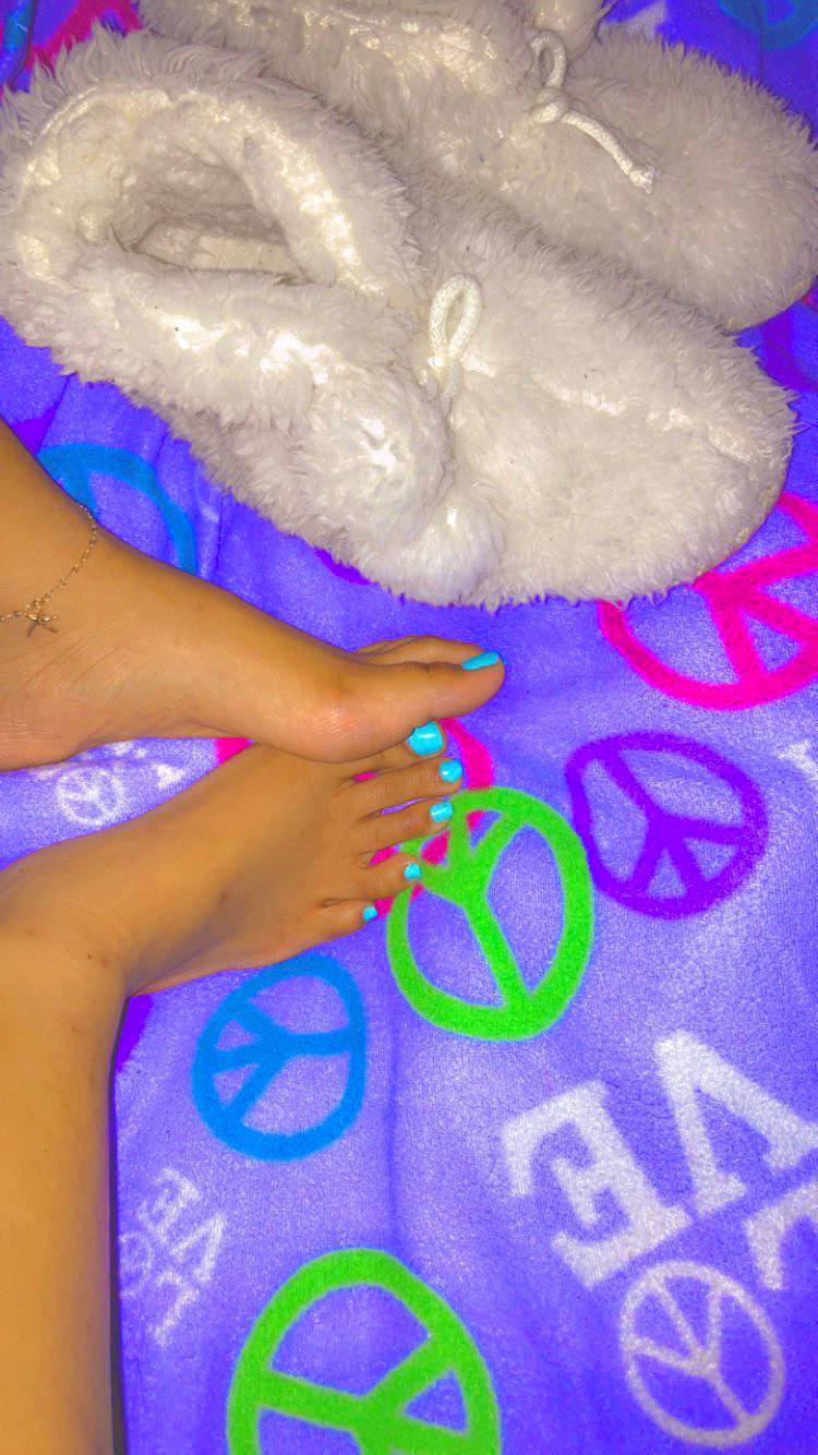 Warmm fuzzy slippers | Scrolller