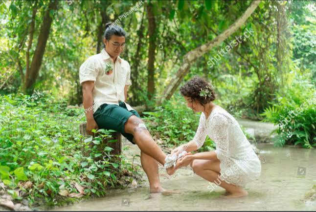 Washing Her Golden Kang's feet | Scrolller